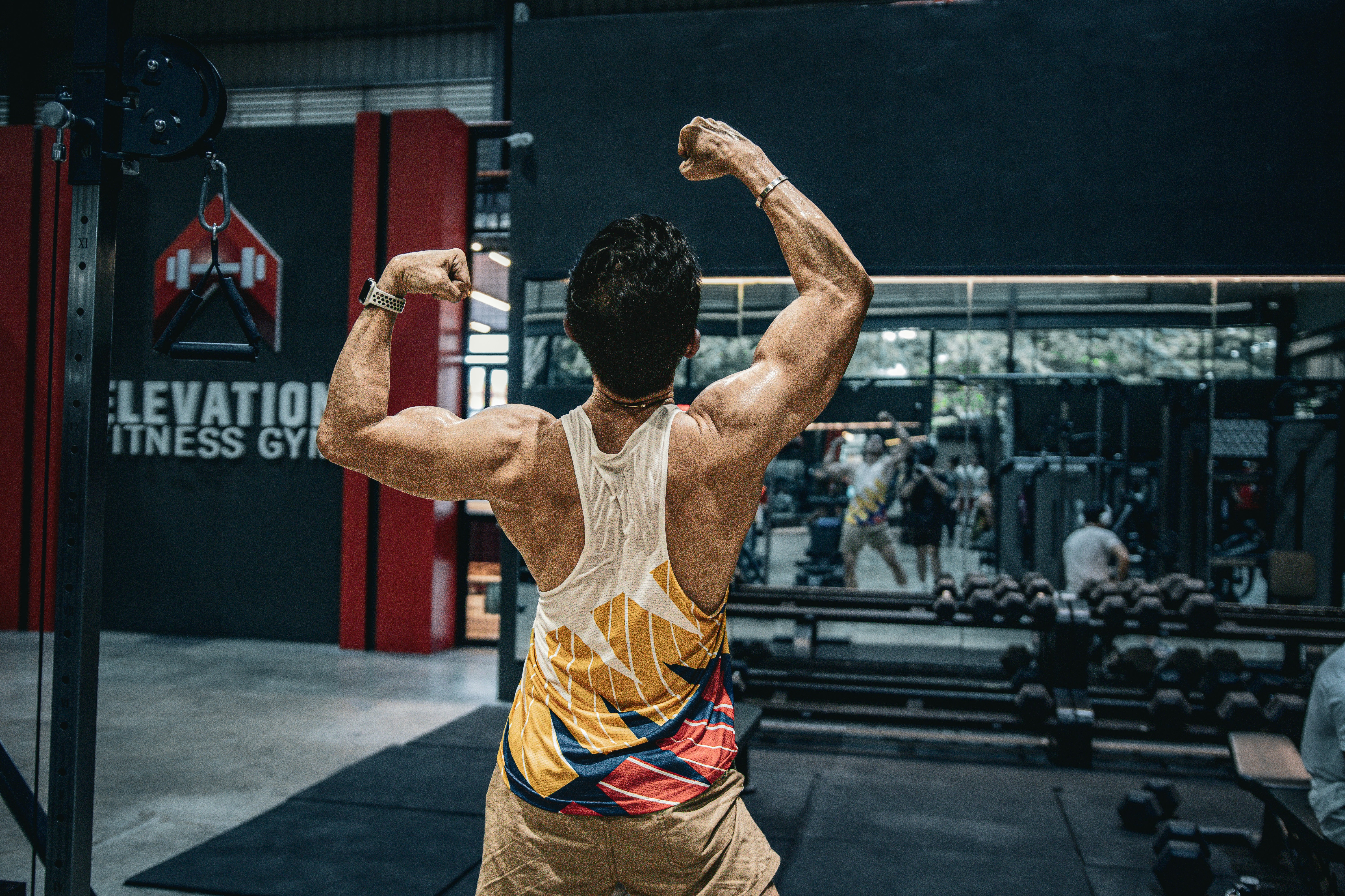 Man flexes muscles in a gym. photo – Free Man Image on Unsplash
