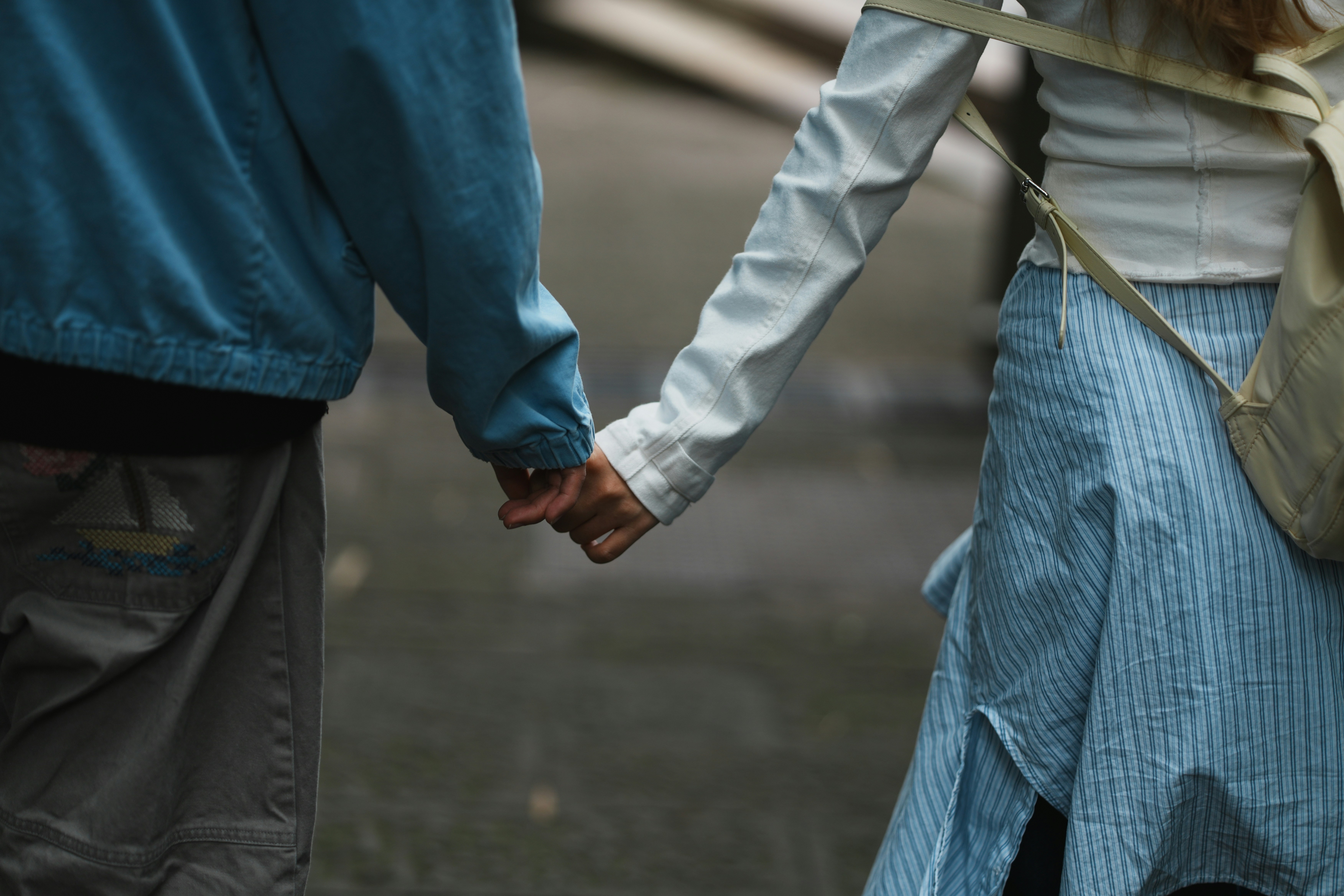 A couple walks hand-in-hand together. photo – Free Human Image on Unsplash