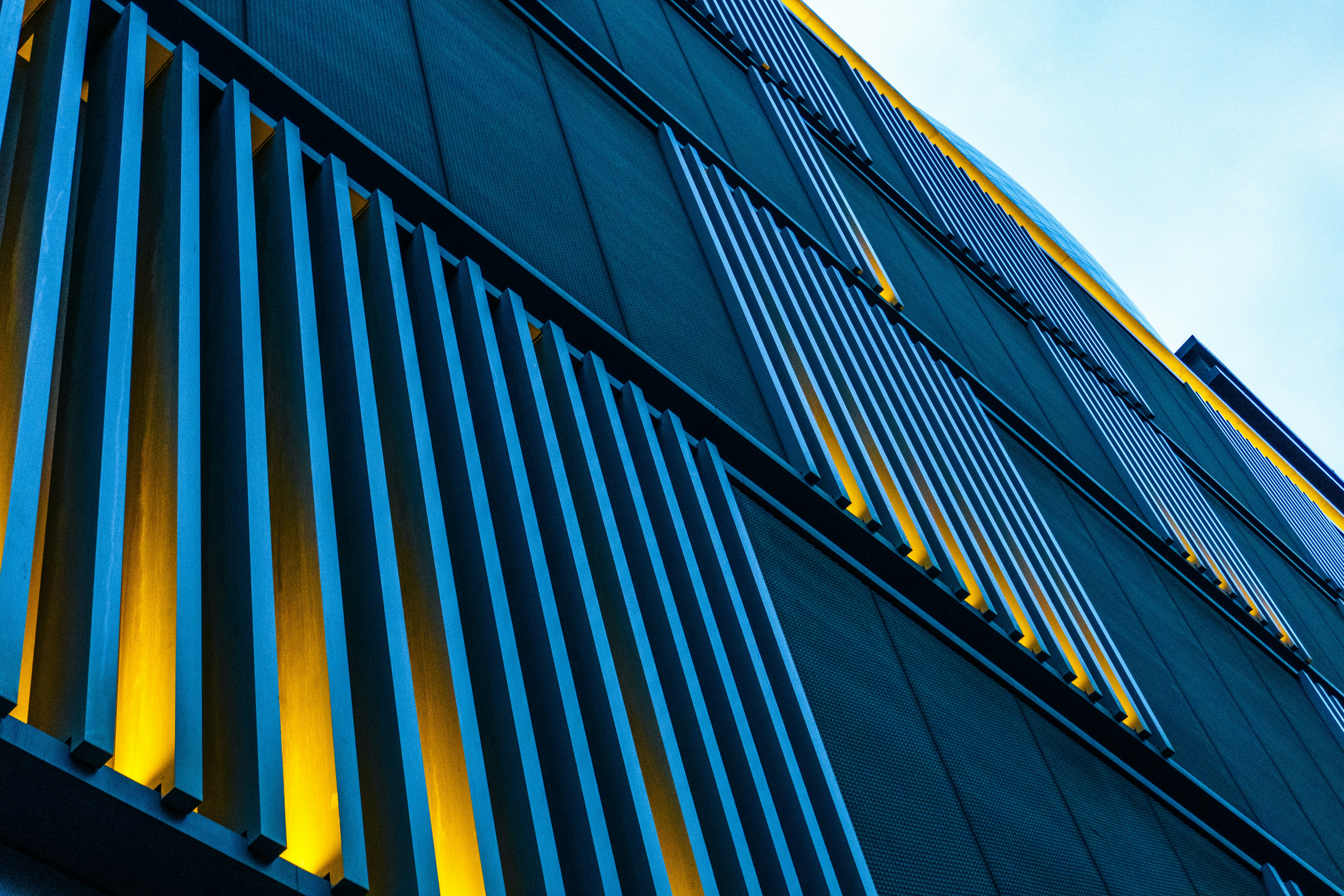 Fachada de edificio moderno con diseño lineal. foto – Imagen gratuita ...