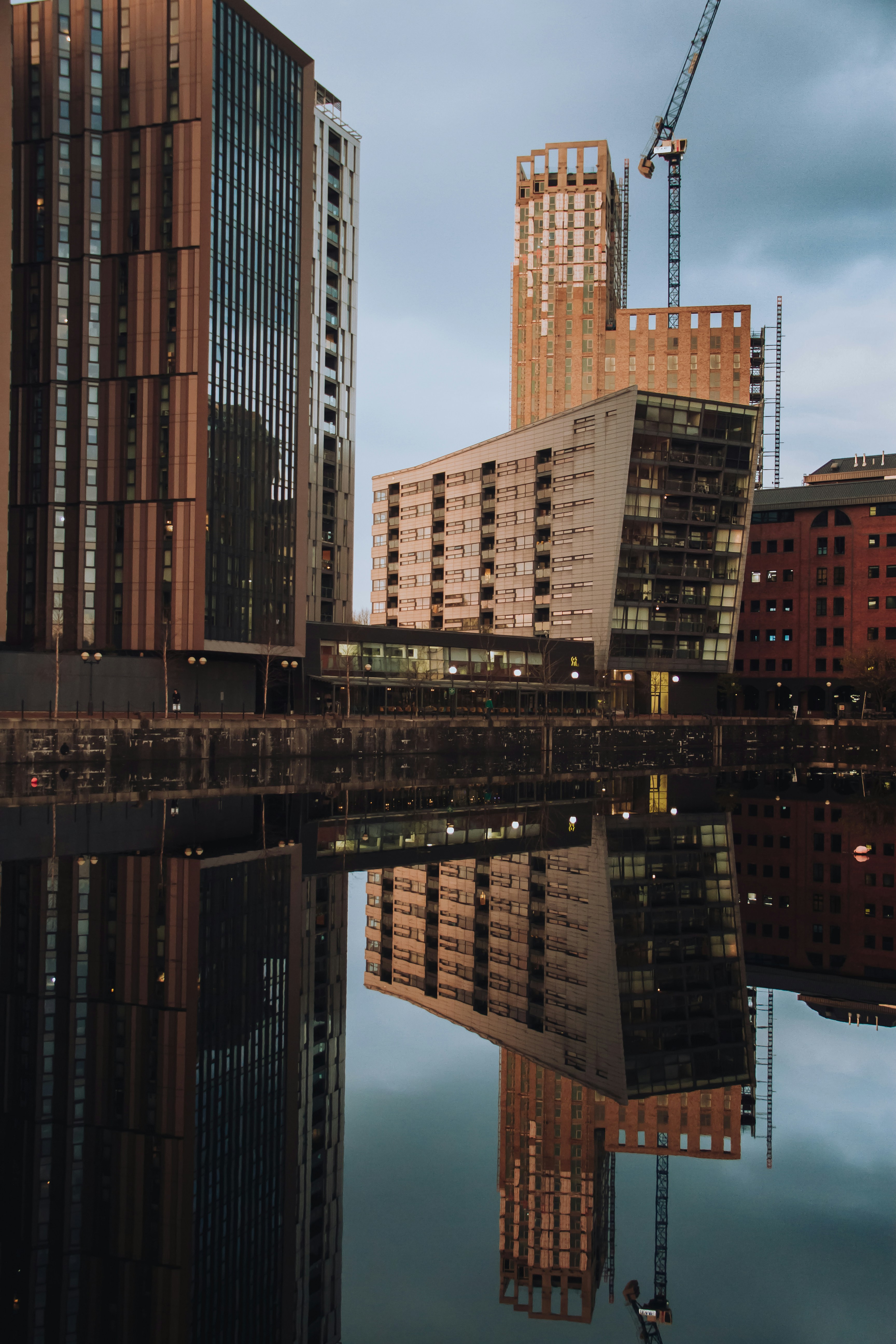 Paisaje urbano con edificios que se reflejan en el agua. foto – Imagen ...