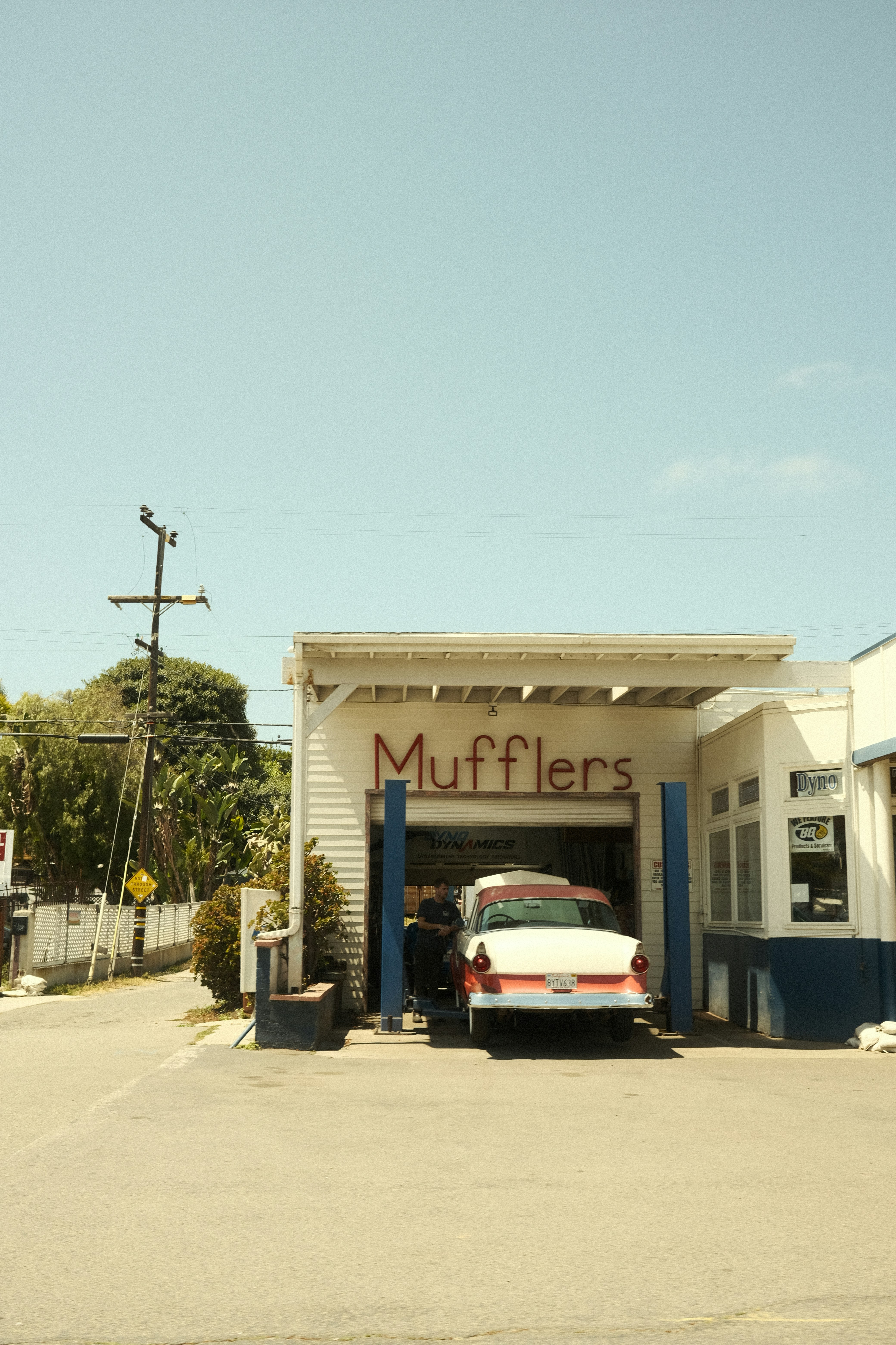 A classic car gets a muffler service. photo – Free Image on Unsplash