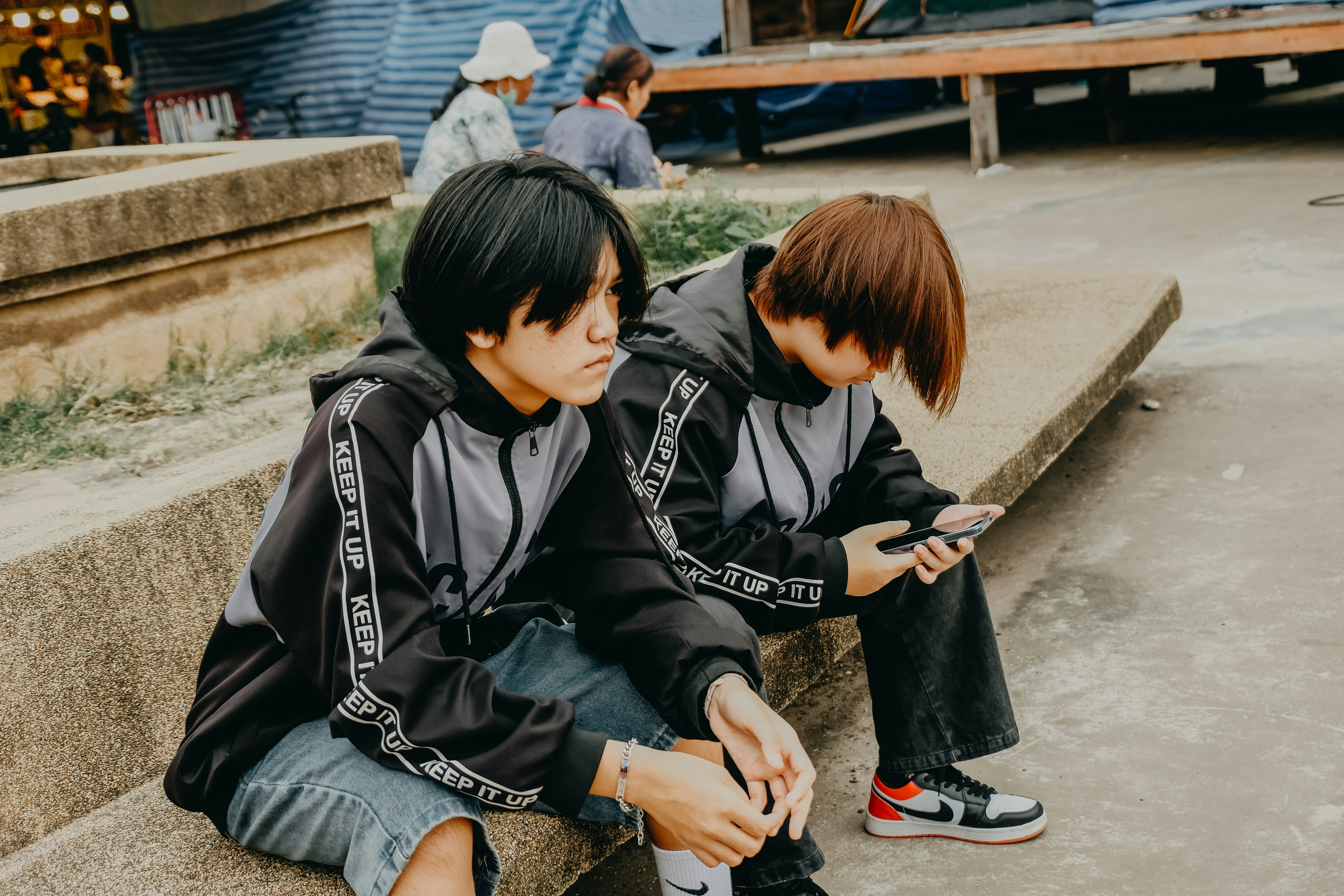 Two people sit side-by-side on a ledge. photo – Free Image on Unsplash