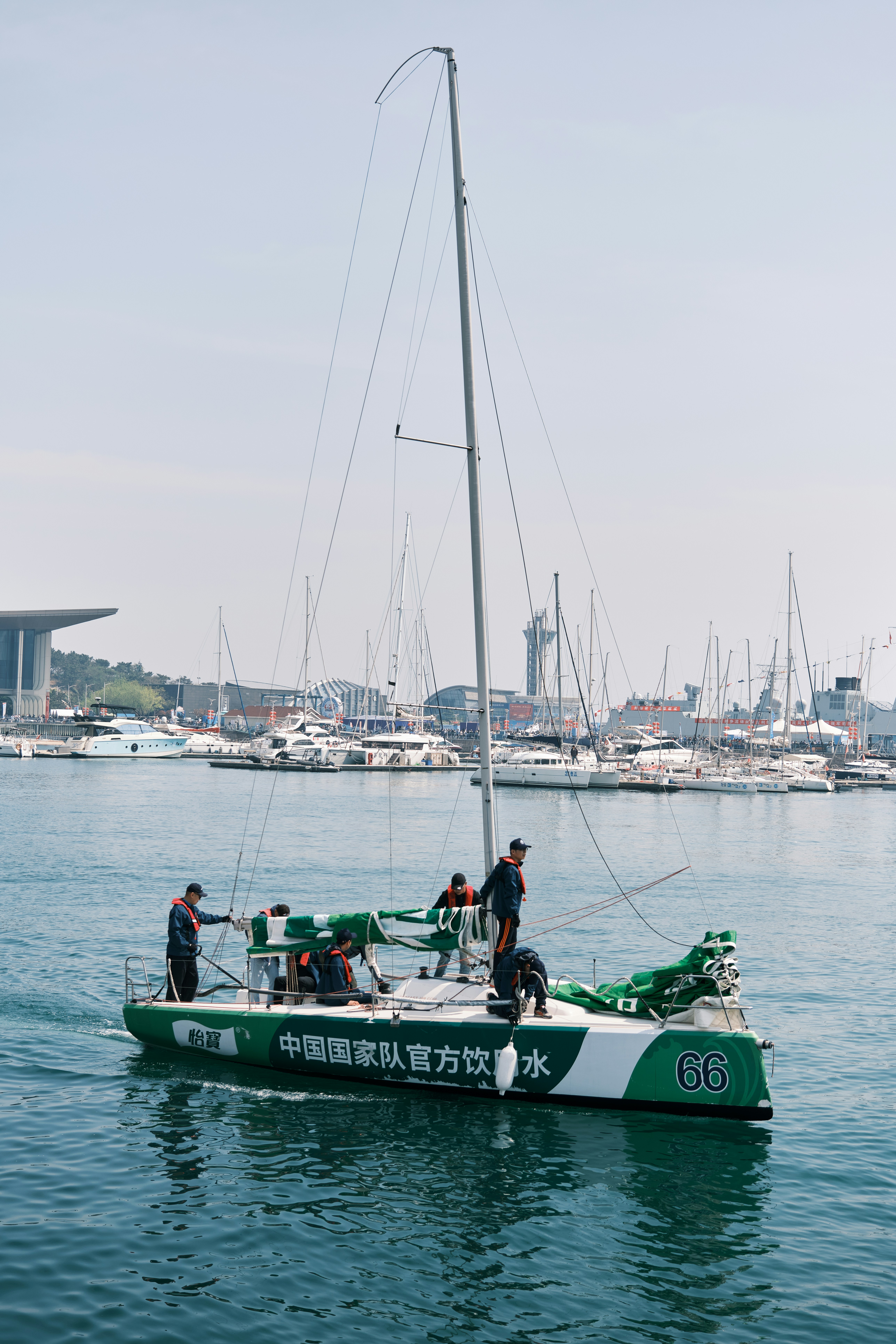 Sailboat with crew sailing in a harbor. photo – Free Image on Unsplash