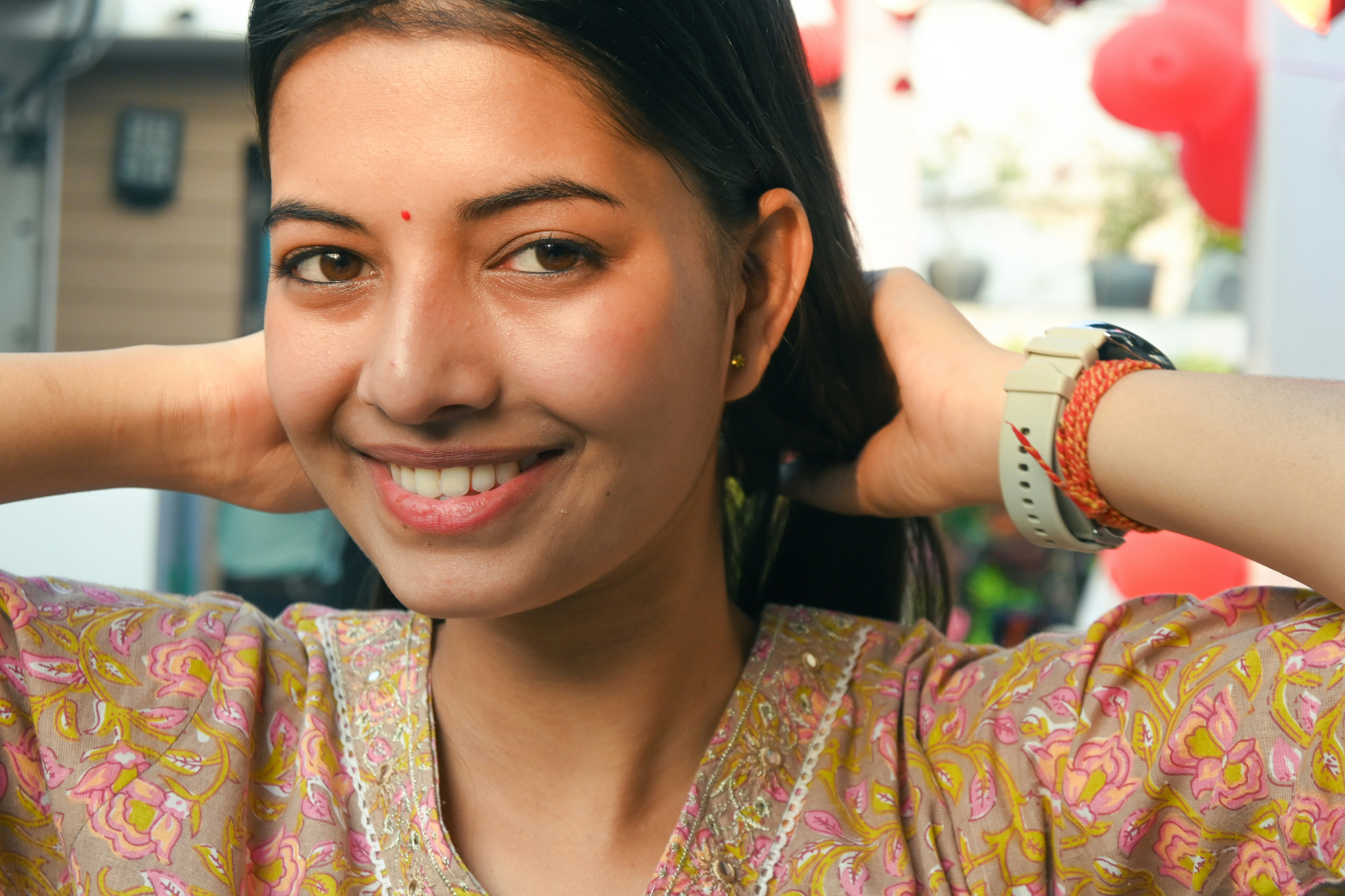 Une femme souriante pose avec ses mains dans ses cheveux. photo – Image gratuite sur Unsplash