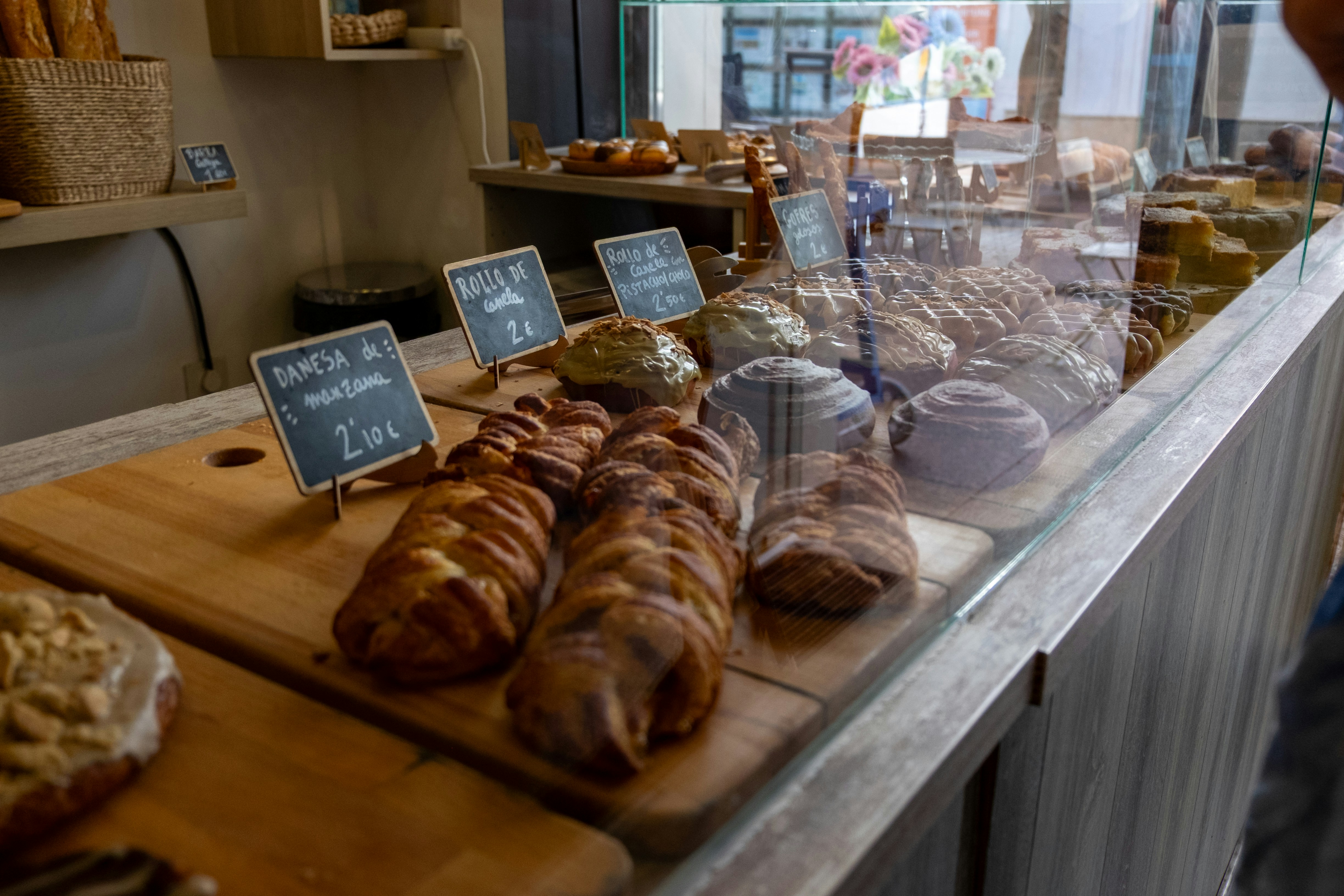 Freshly baked bread and pastries displayed in a bakery. photo – Free ...
