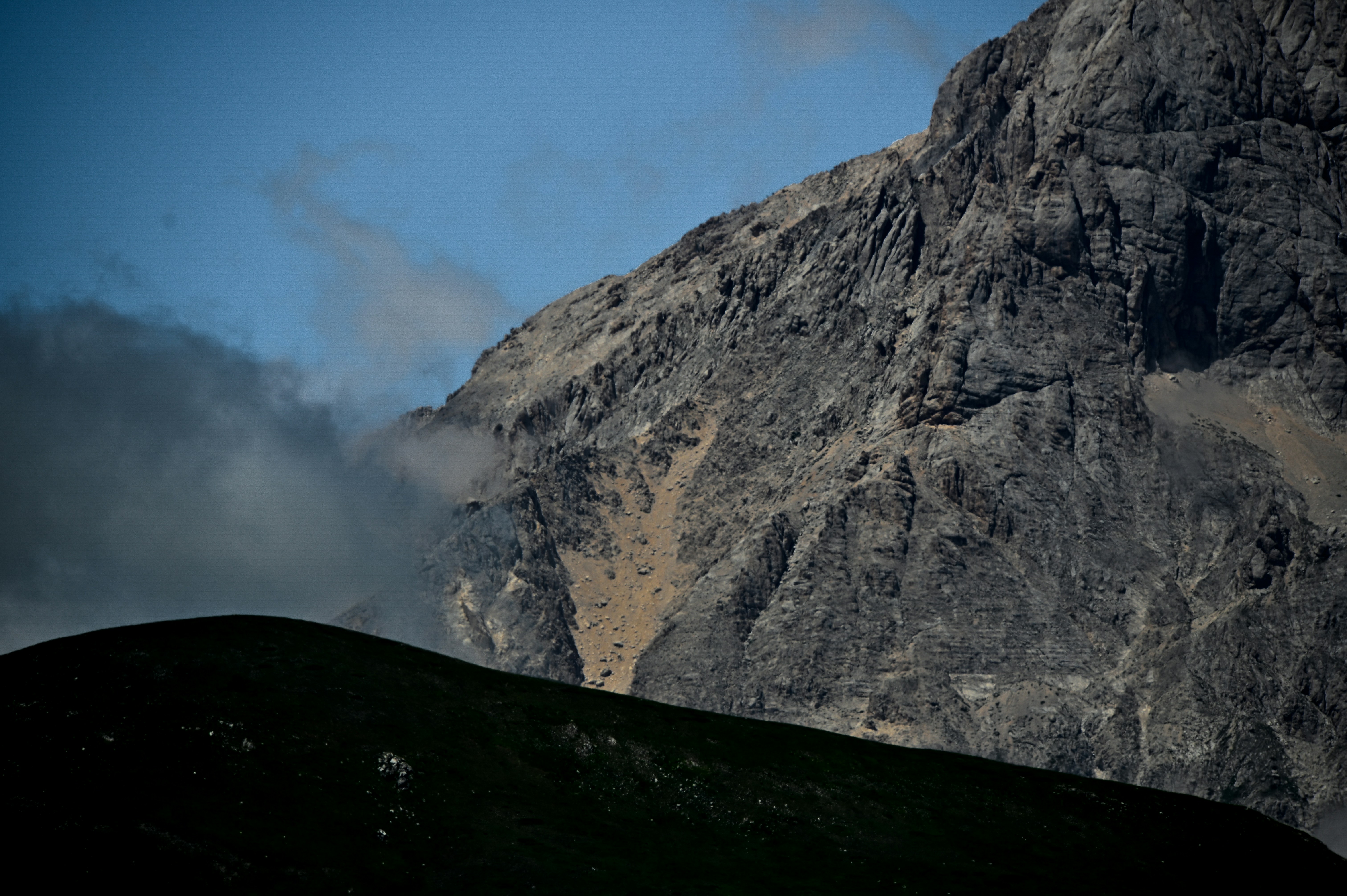 El pico de una montaña se eleva sobre el paisaje. foto – Imagen ...
