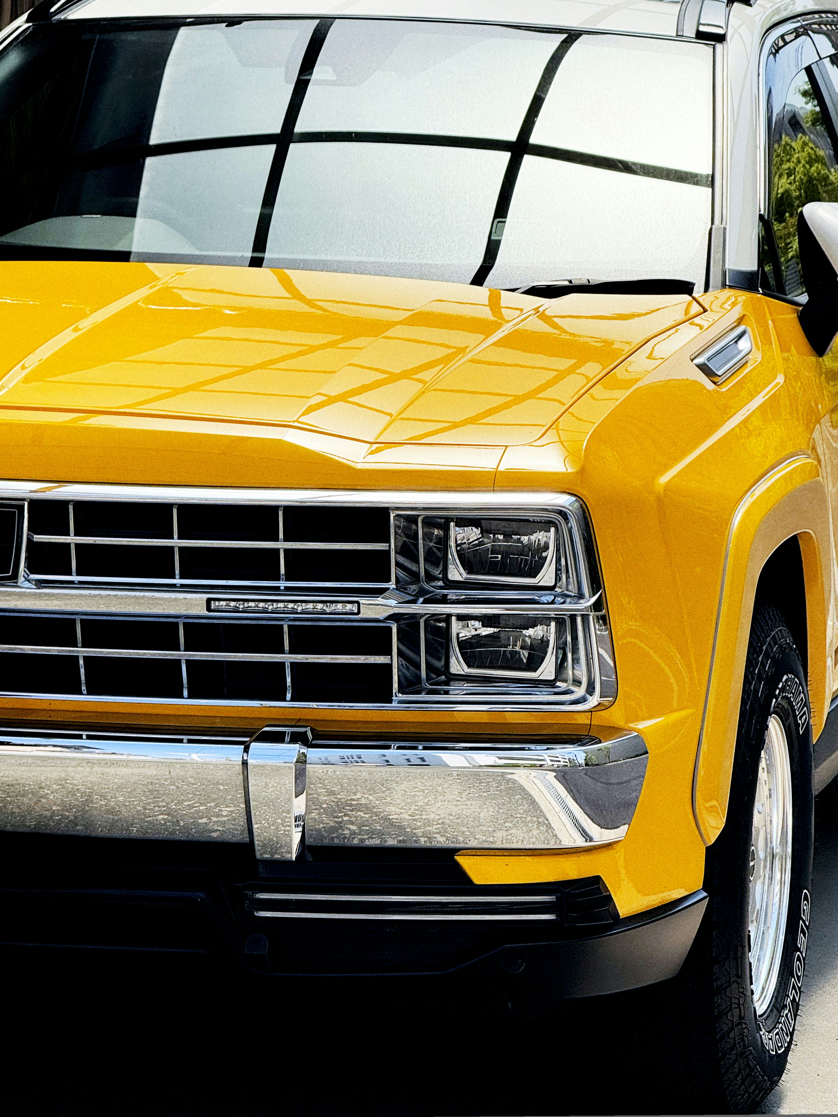 Yellow Spark: The Front-Face of a Bold Pickup