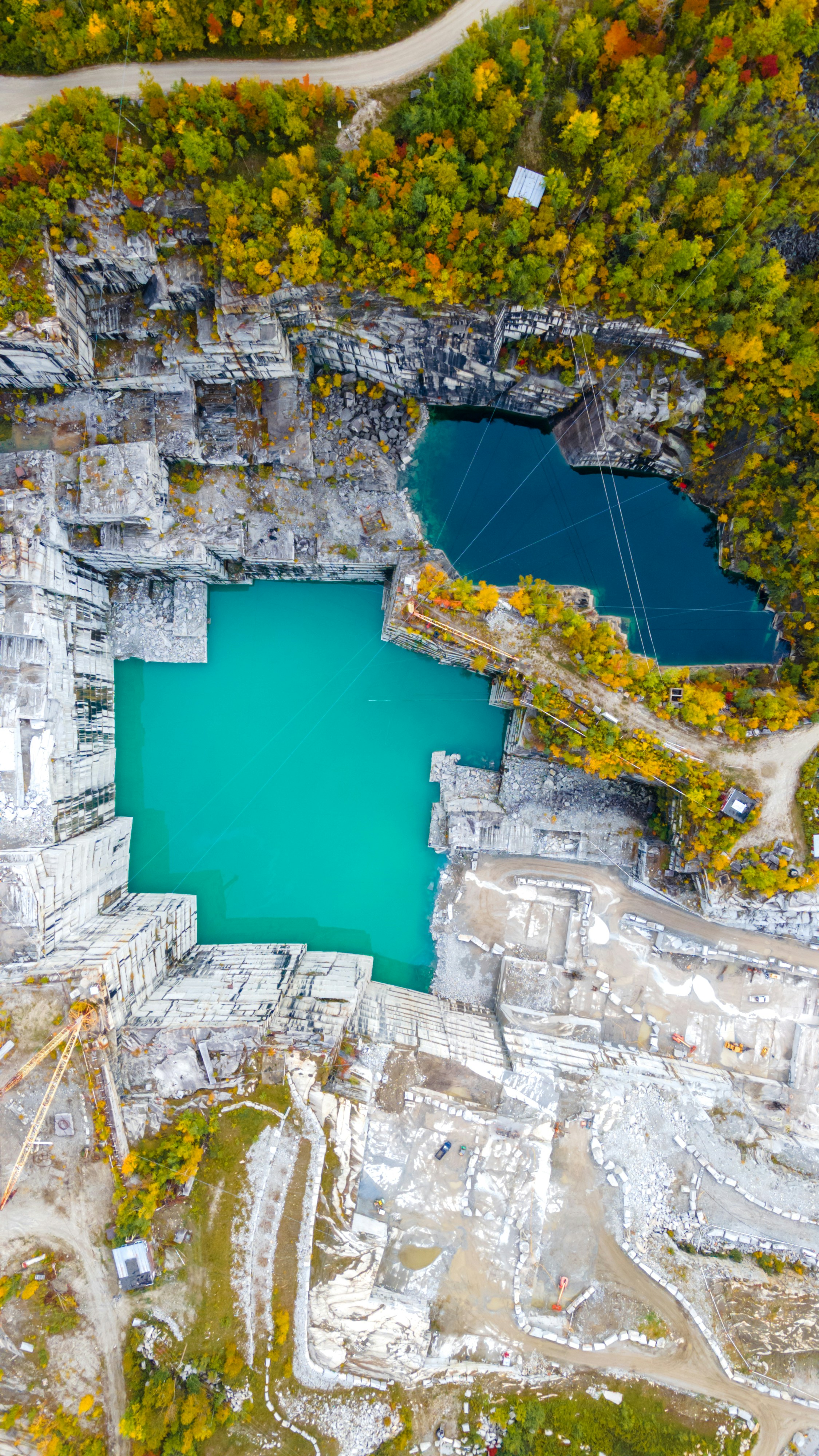 An aerial view of a quarry. photo – Free Fall Image on Unsplash