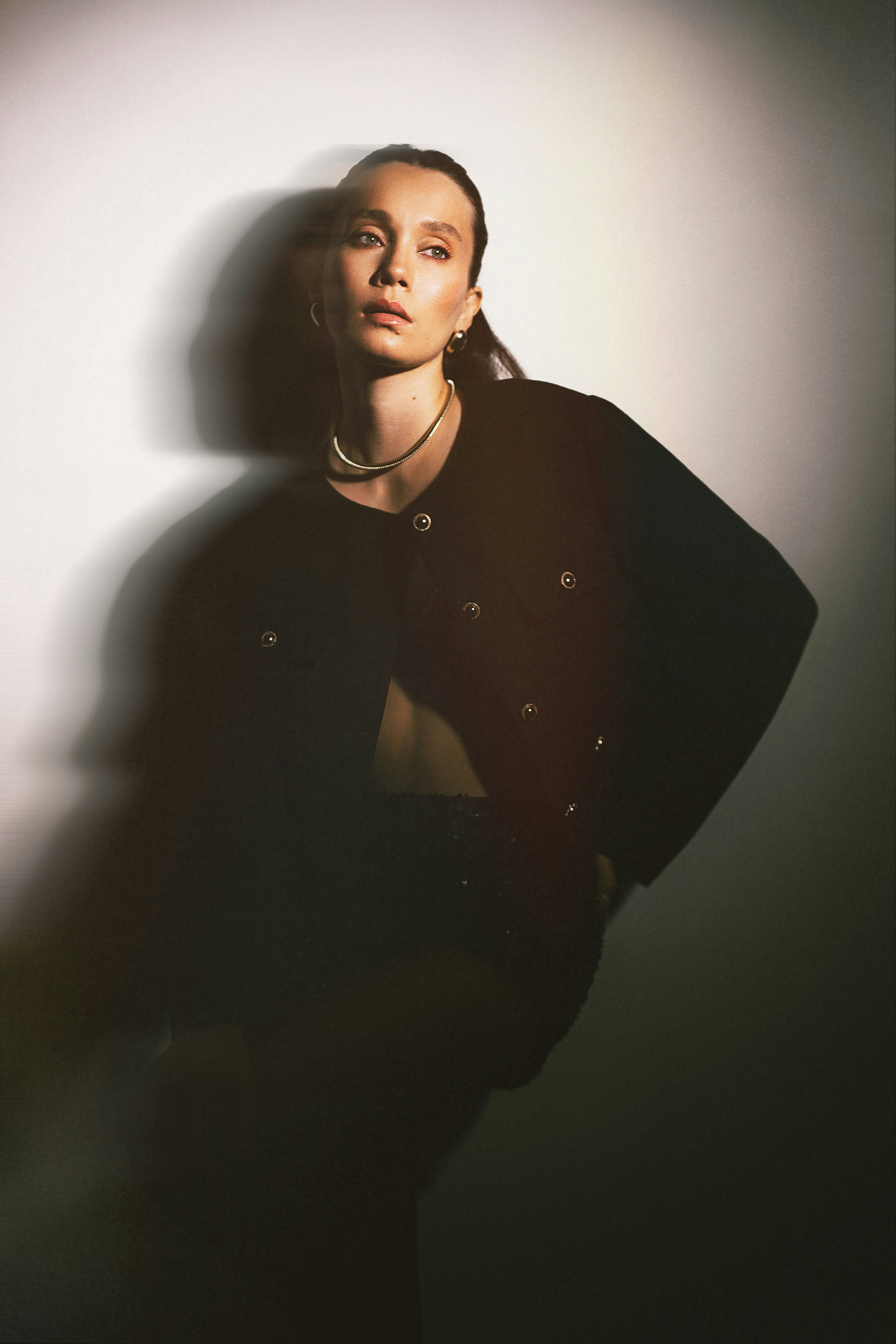 Elegant woman models a black outfit. photo – Free Woman Image on Unsplash