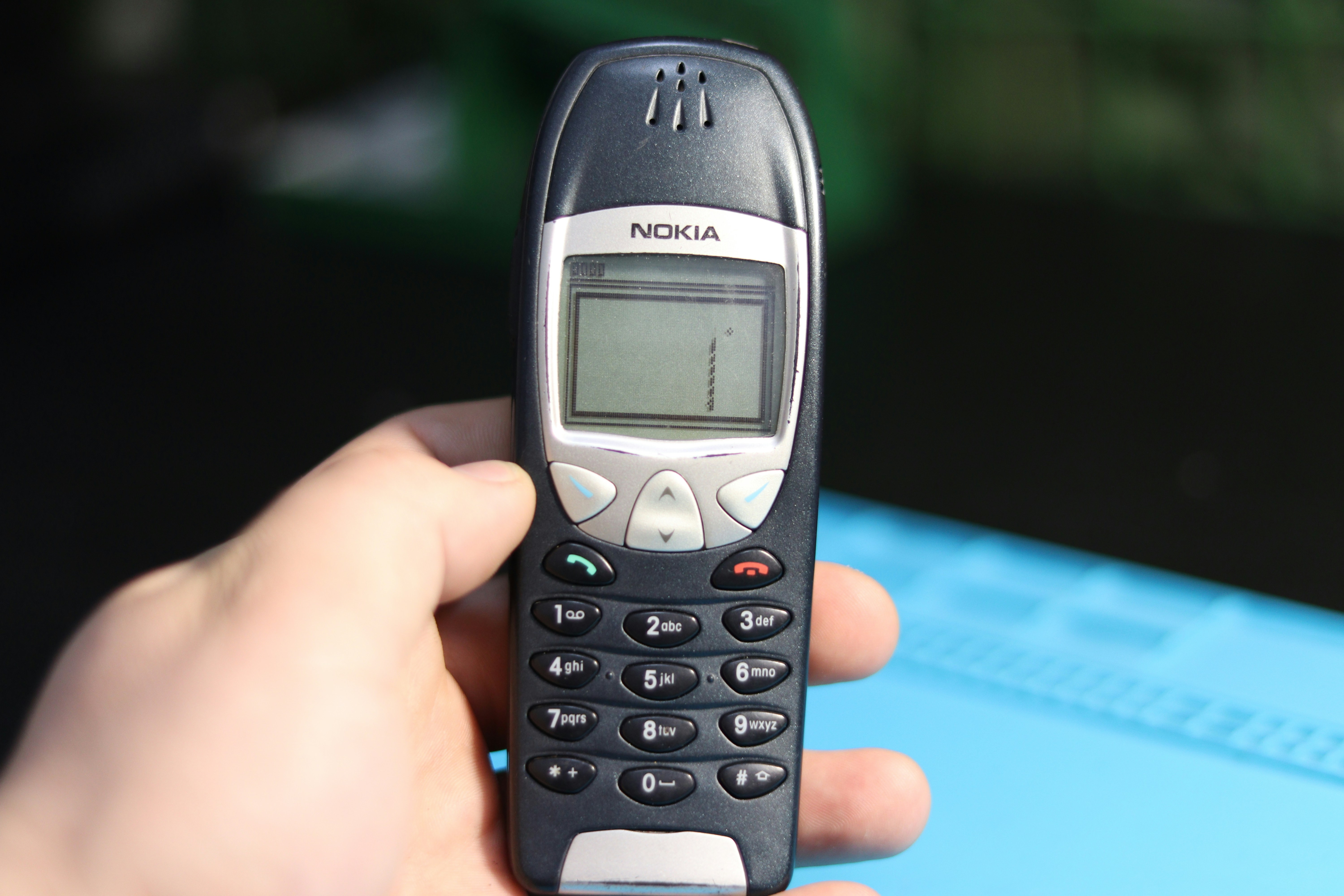 A hand is holding an old nokia cell phone. photo – Free Image on Unsplash