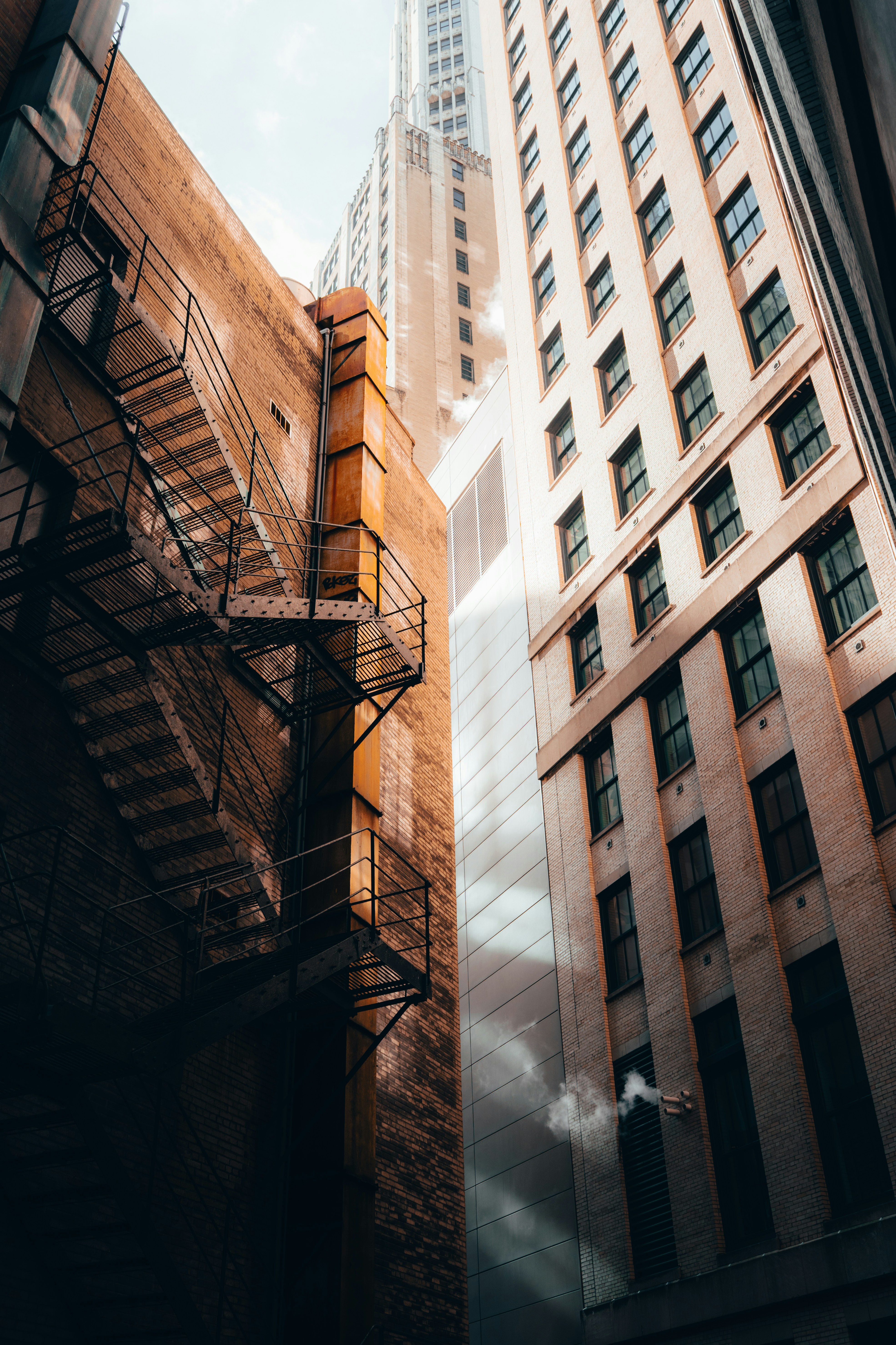 Edificios con una escalera de incendios y hermosa luz solar. foto – Imagen de Ciudad gratuita en ...