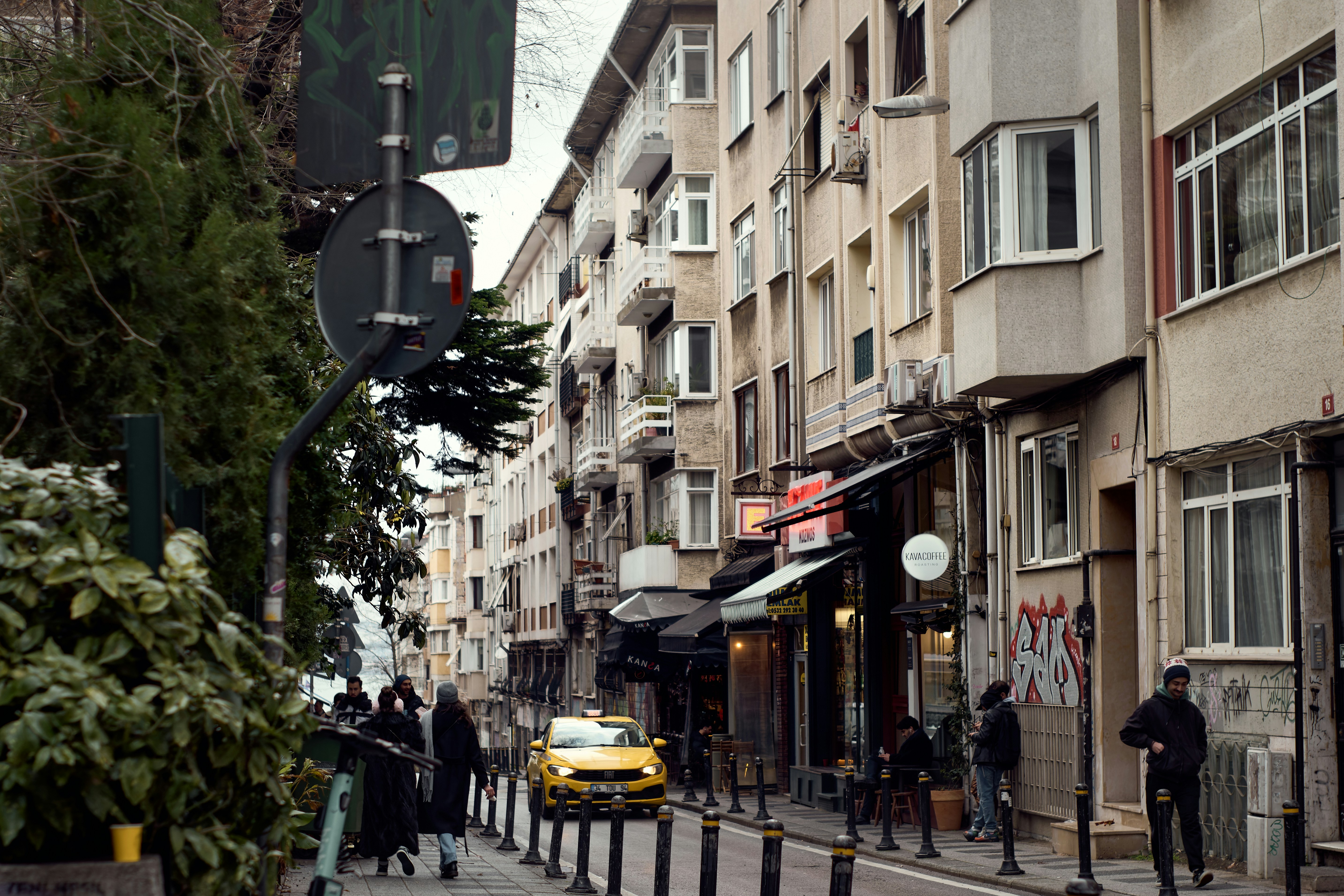 Une rue étroite dans une ville européenne. photo – Image gratuite de ...
