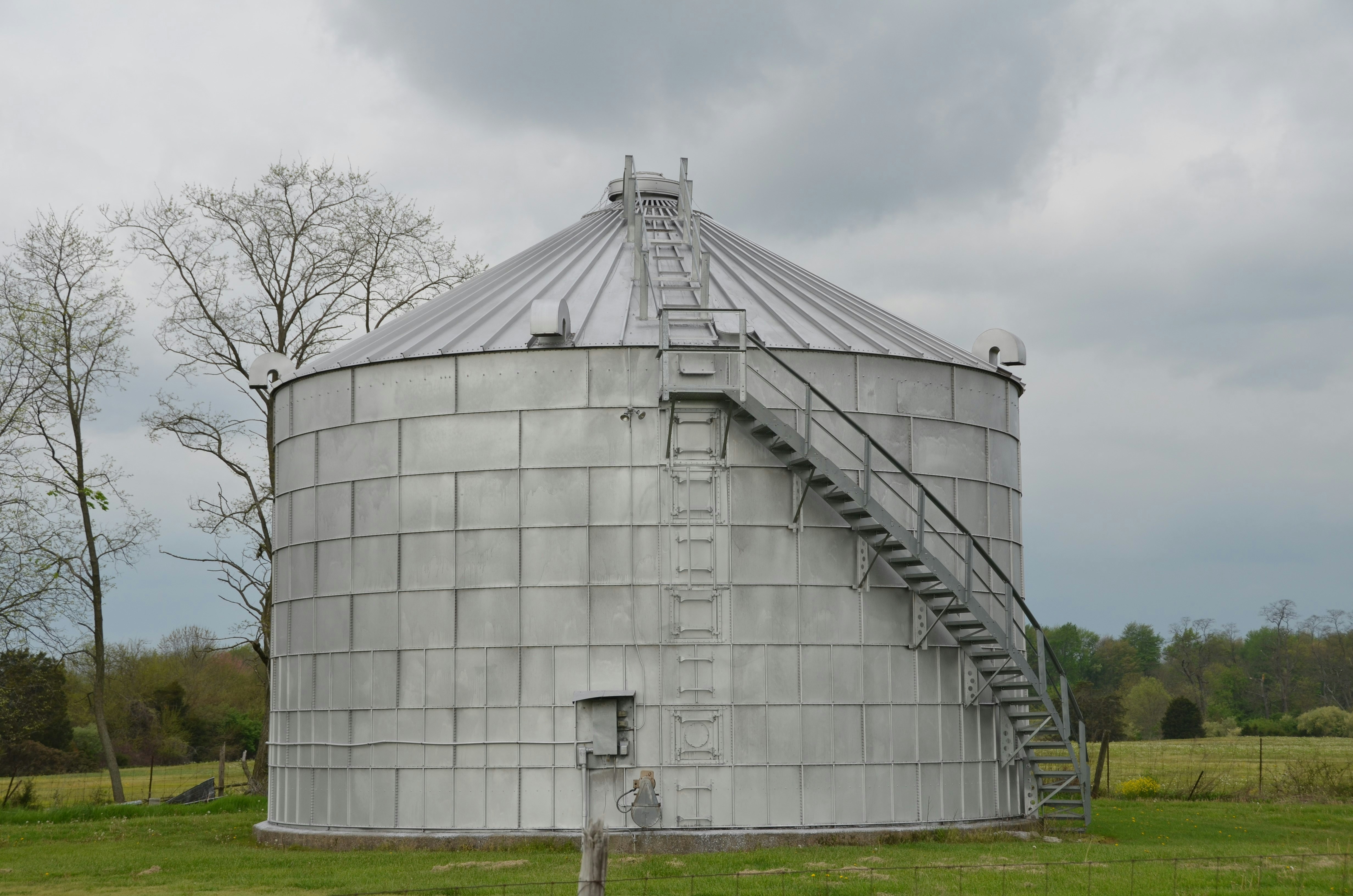 An agricultural silo stands in a field. photo – Free Image on Unsplash