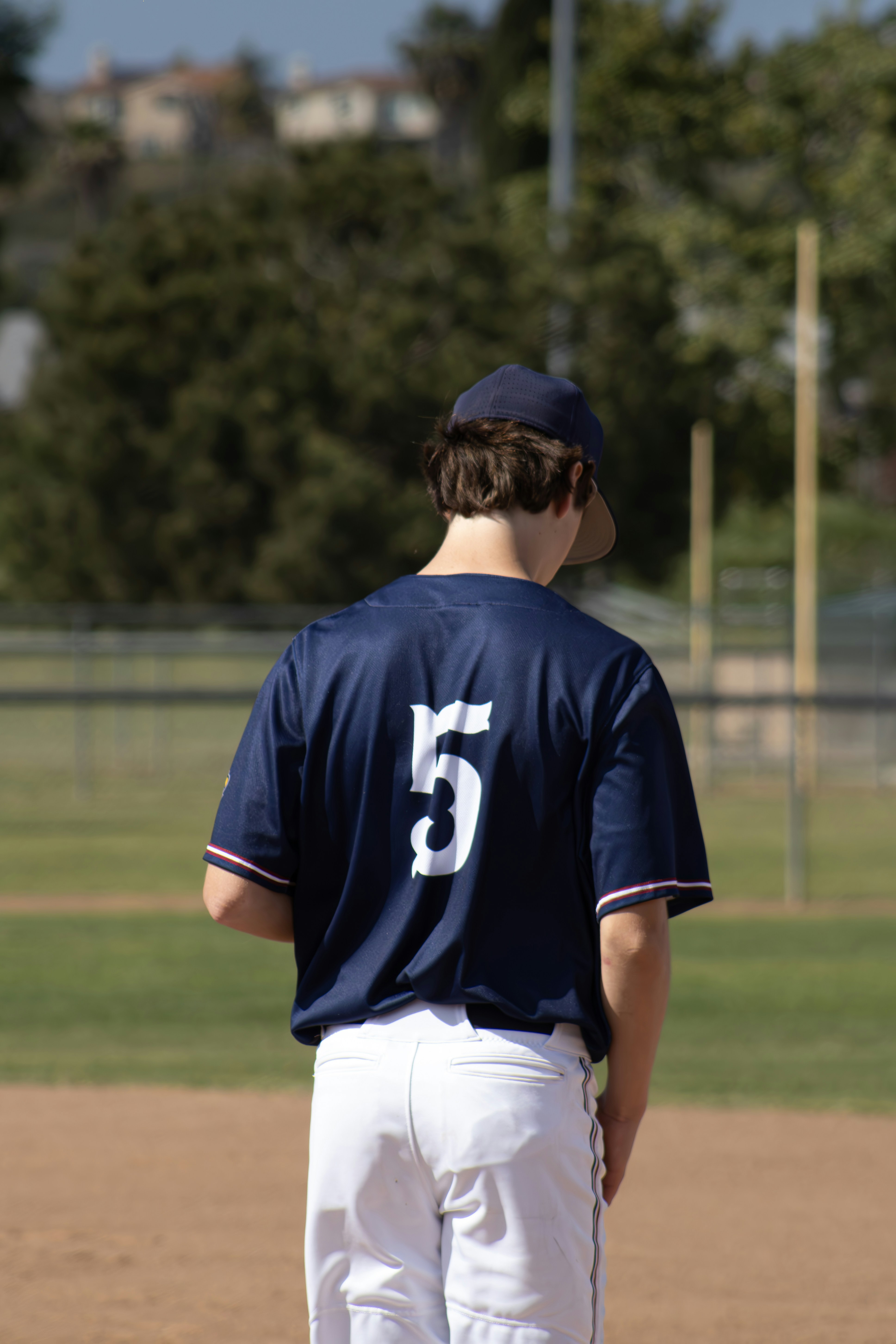 A baseball player stands on the field. photo – Free Human Image on Unsplash