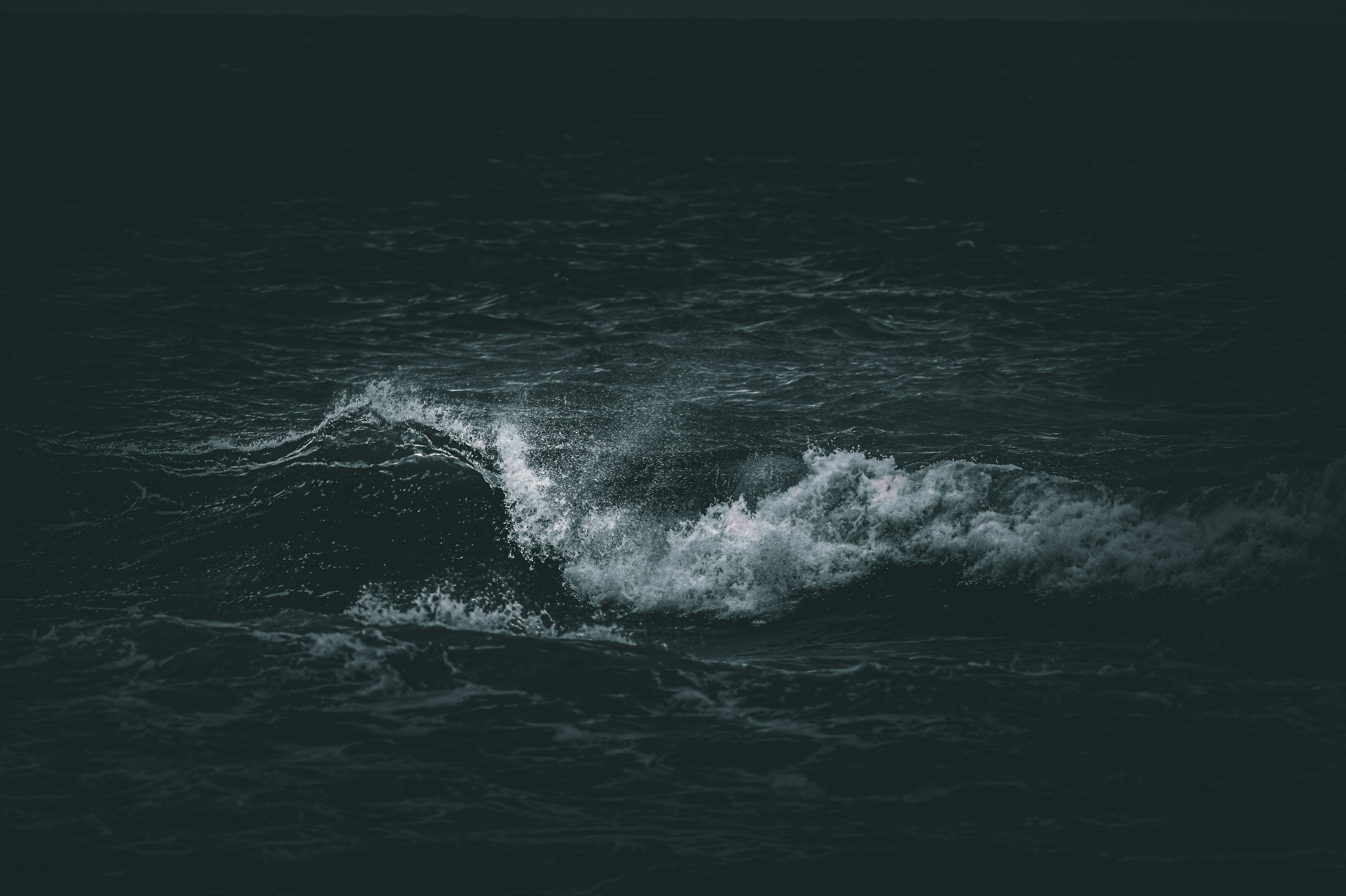 Waves crash in the dark, moody ocean. photo – Free Image on Unsplash