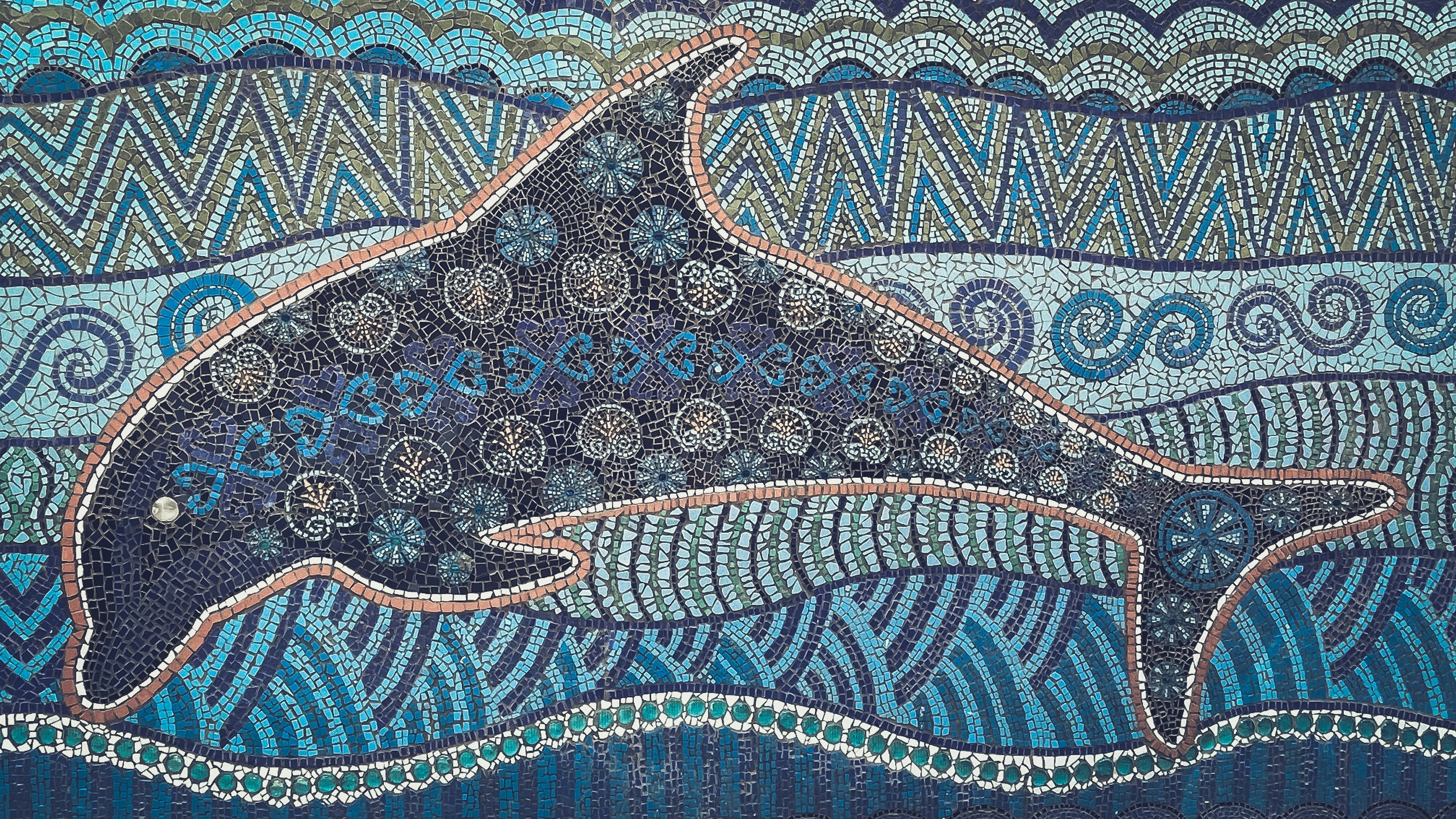 A detailed, blue dolphin is swimming in the ocean. photo – Free Fish ...