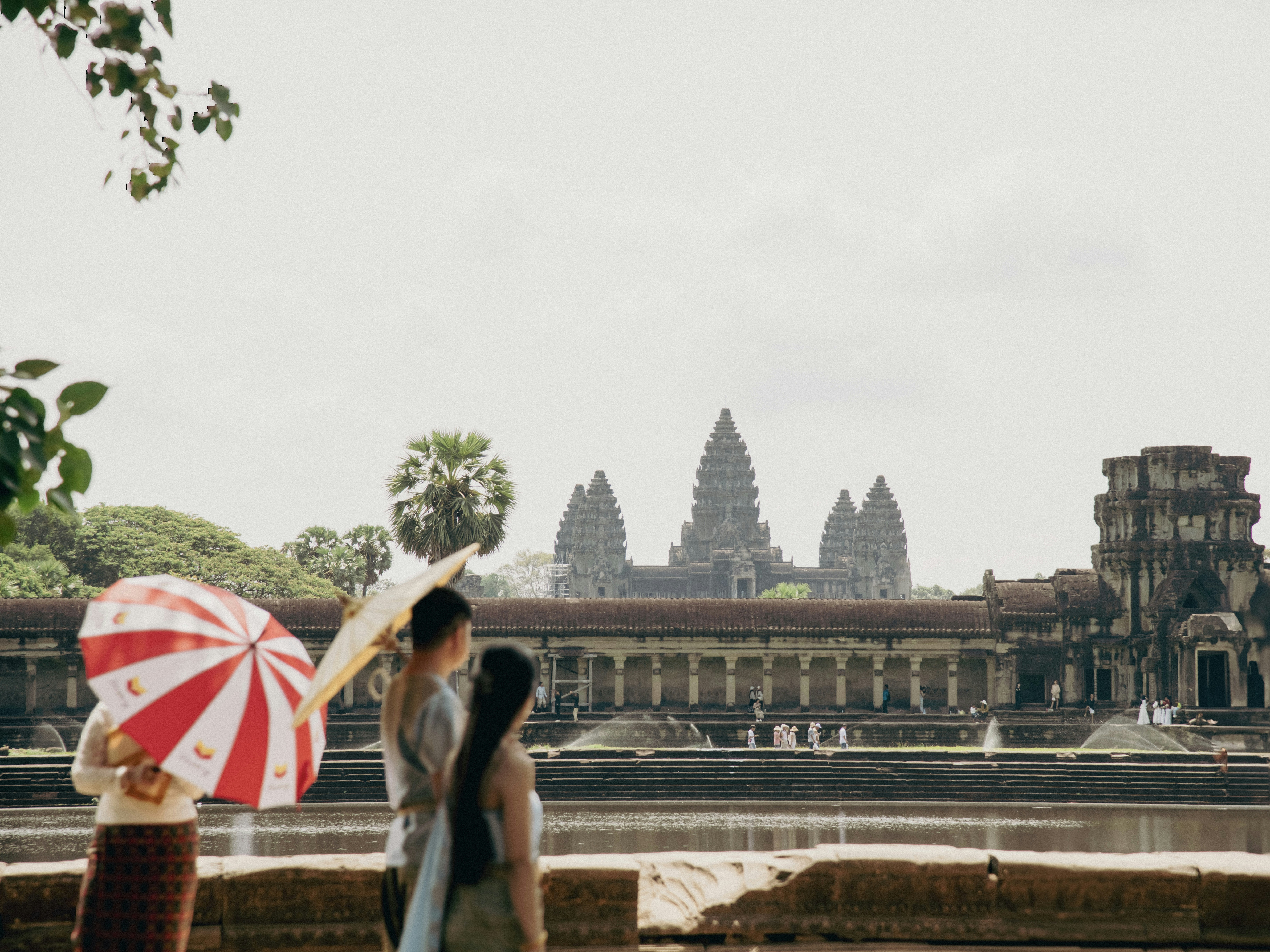 People visit the angkor wat temple in cambodia. photo – Free Woman ...