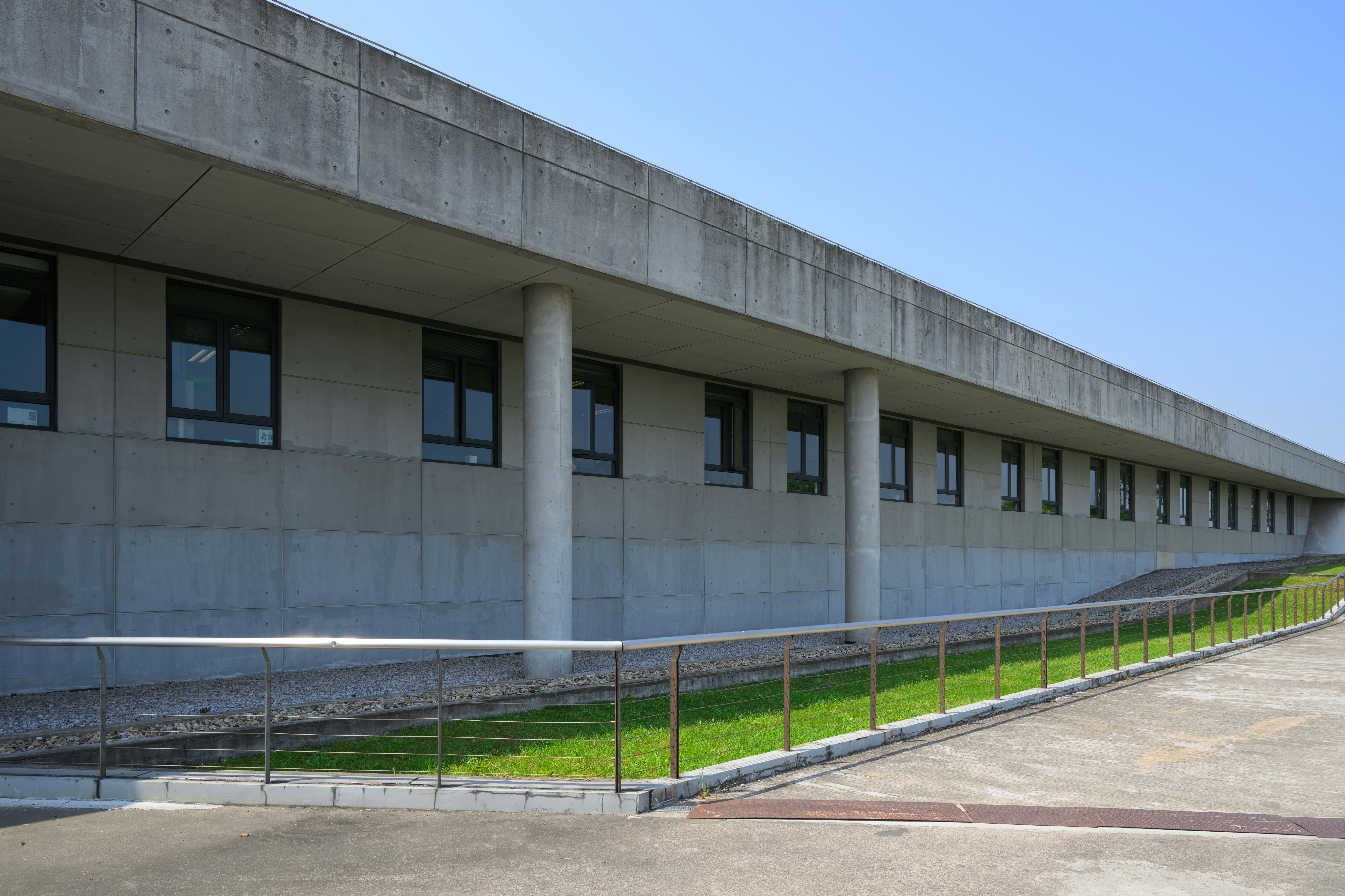 Edificio moderno exterior con rampa. foto – Imagen de Negocio gratuita ...