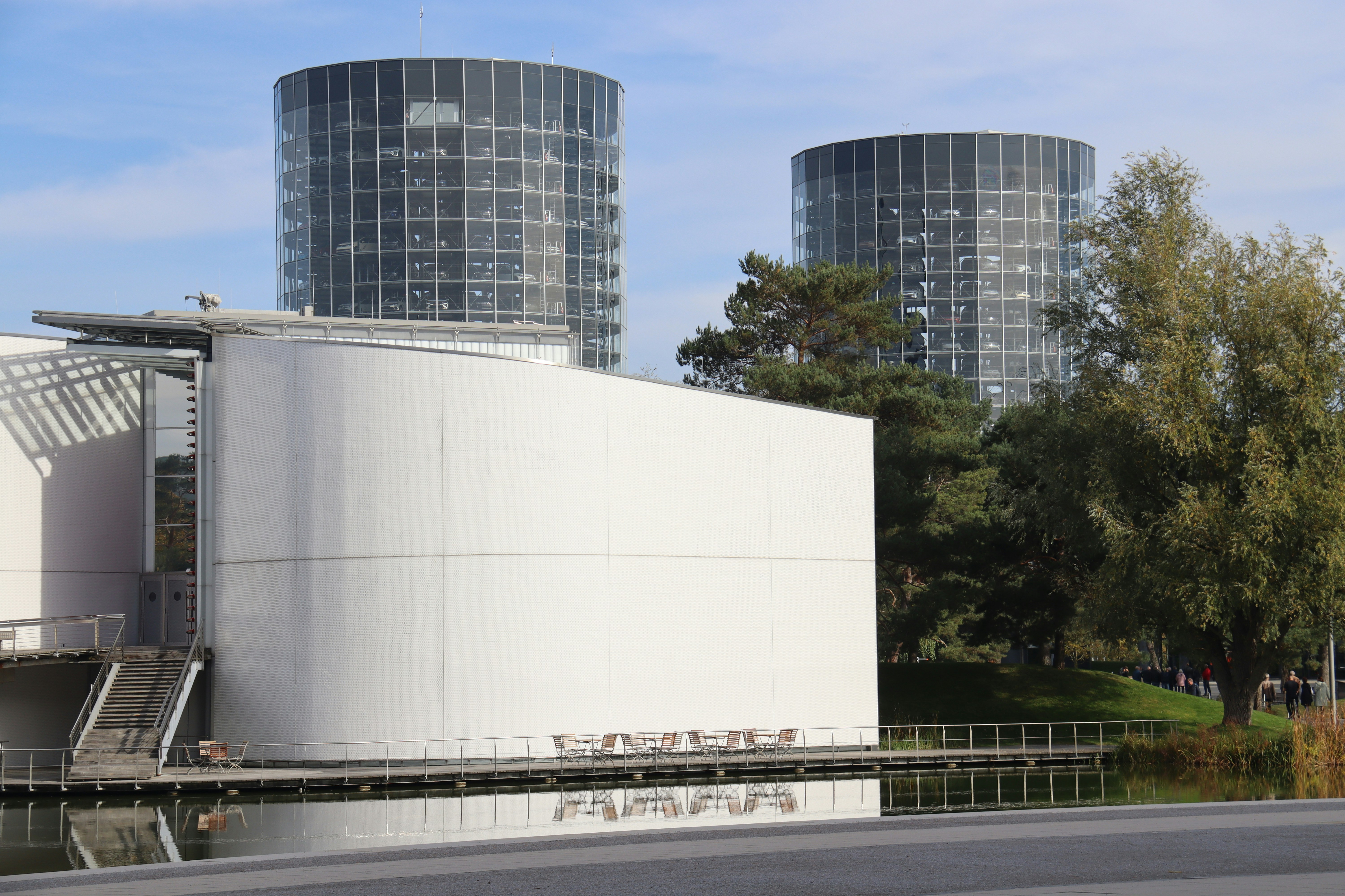 Foto Arsitektur modern dengan menara silinder dan dinding putih ...