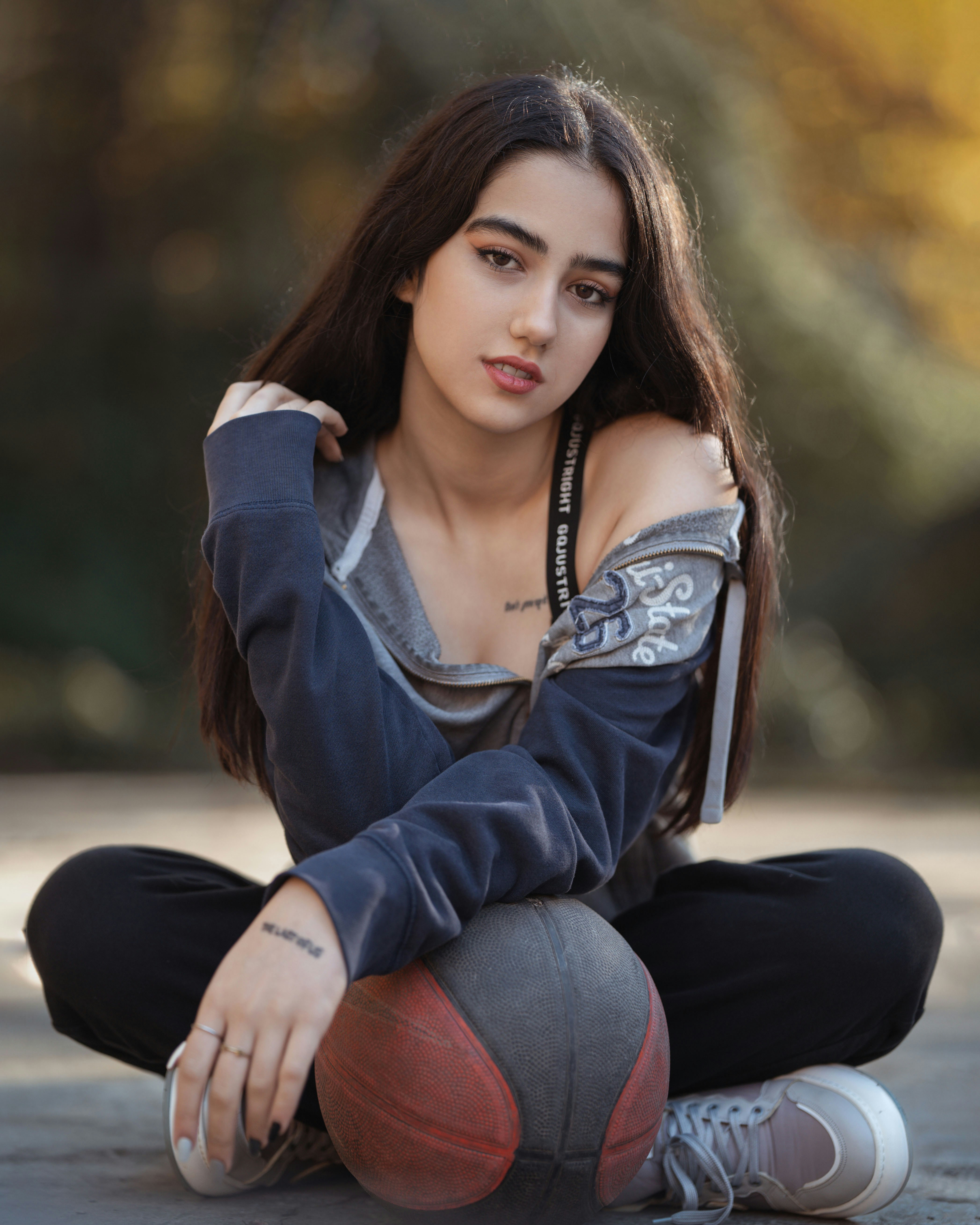 Mujer joven posa con una pelota de baloncesto. foto – Imagen de Retrato gratuita en Unsplash