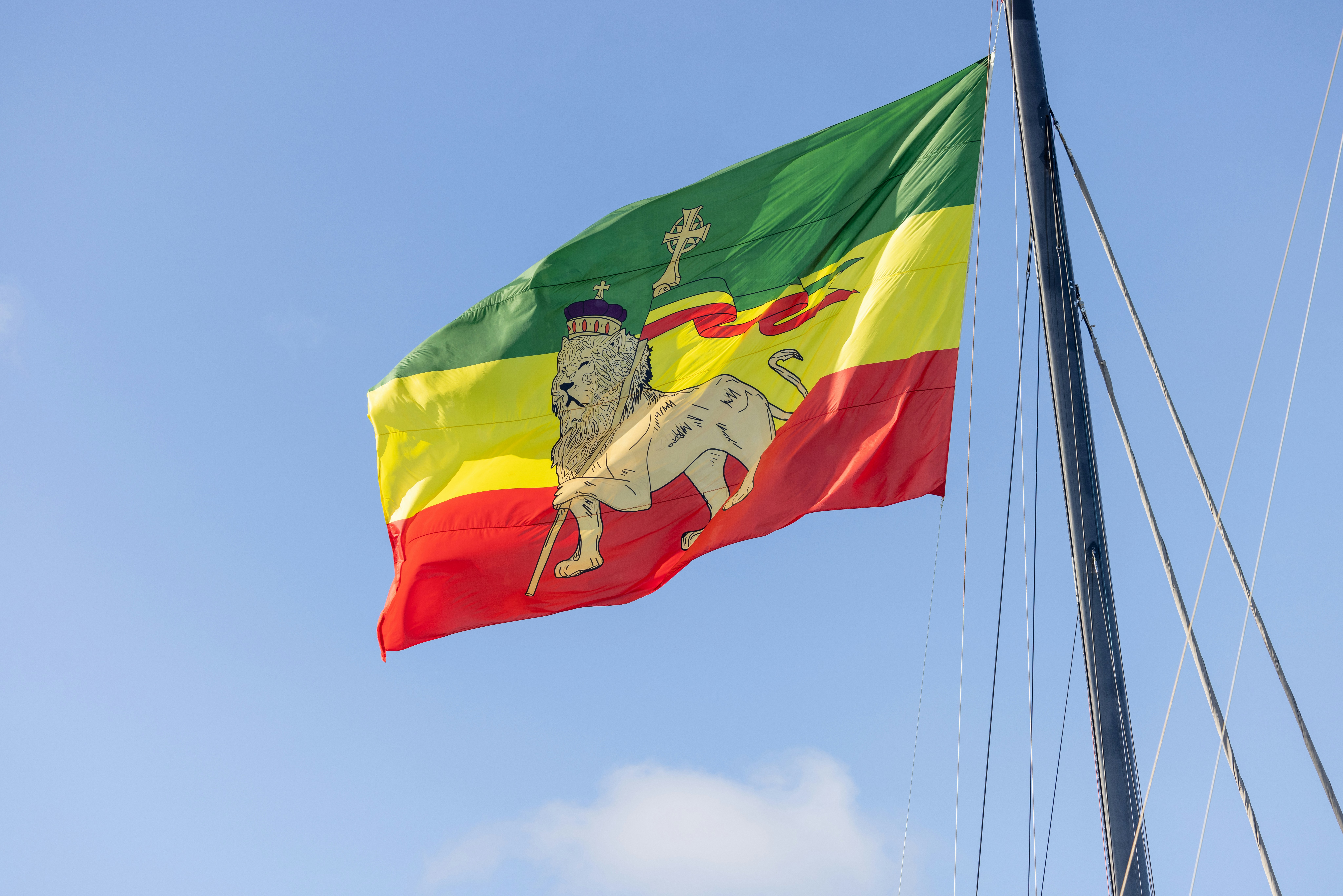 An ethiopian flag is waving in the sky. photo – Free Flag Image on Unsplash