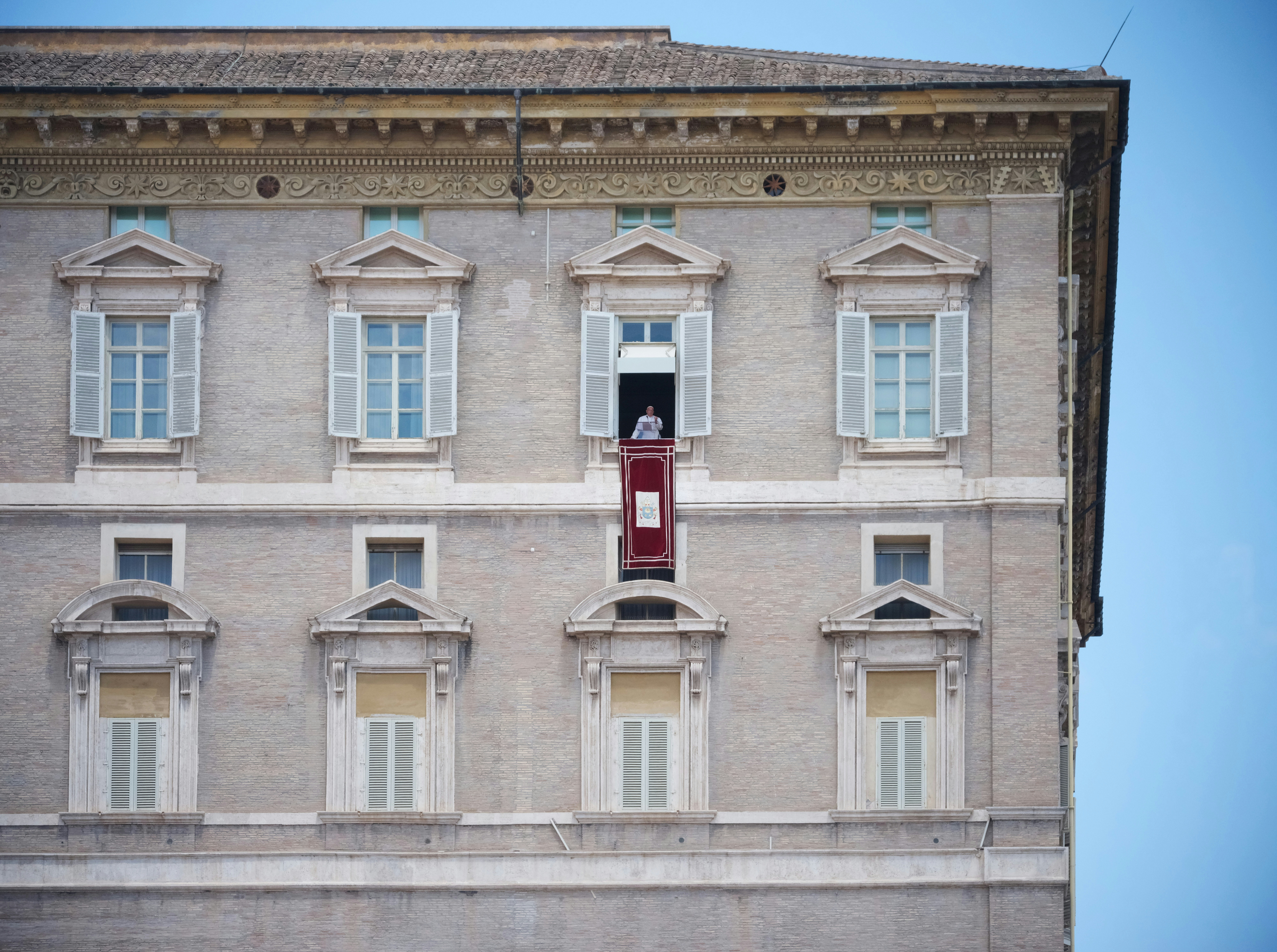 The pope addresses the crowd from a vatican window. photo – Free Italy ...