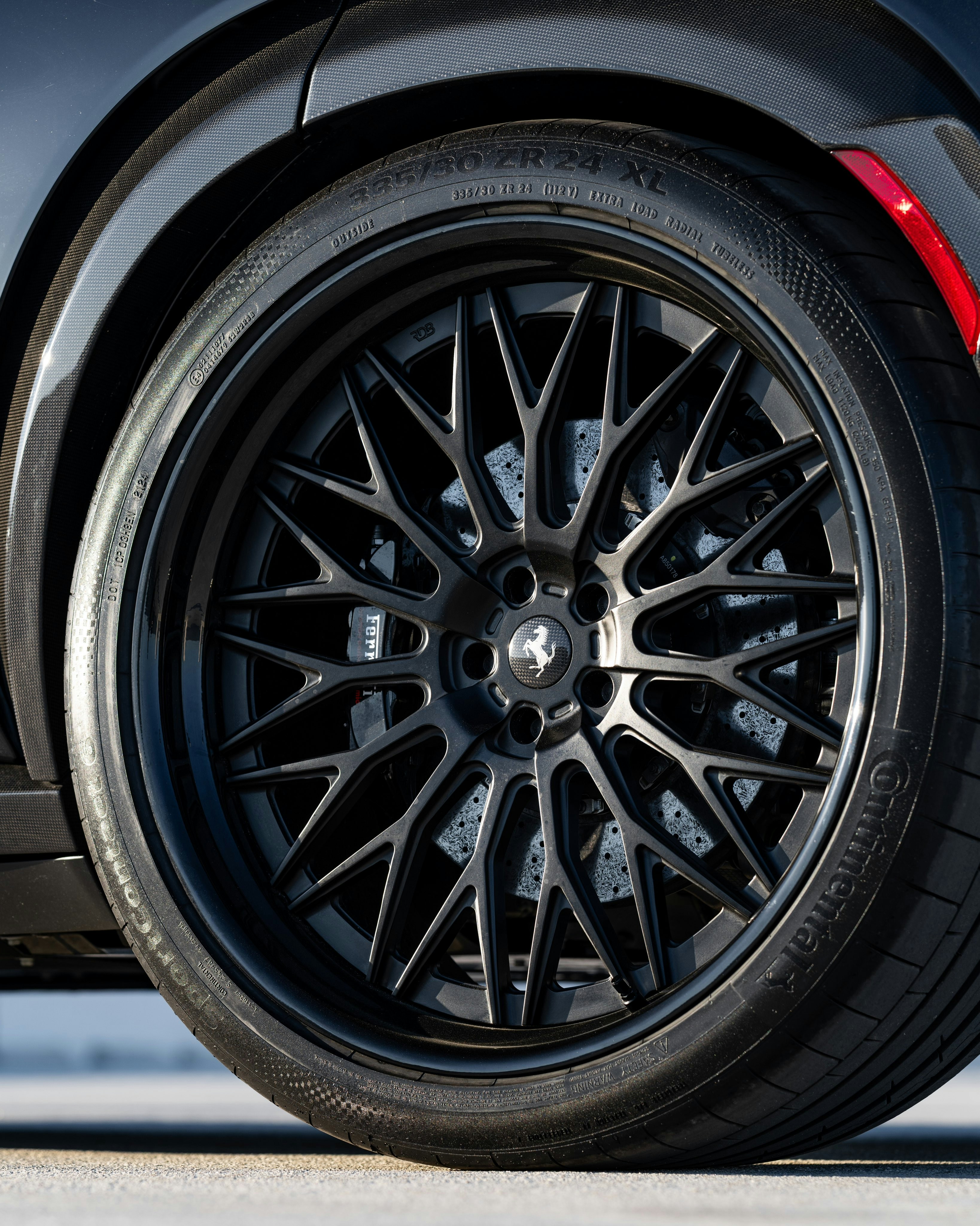 A black car wheel shows detailed design. photo – Free Image on Unsplash
