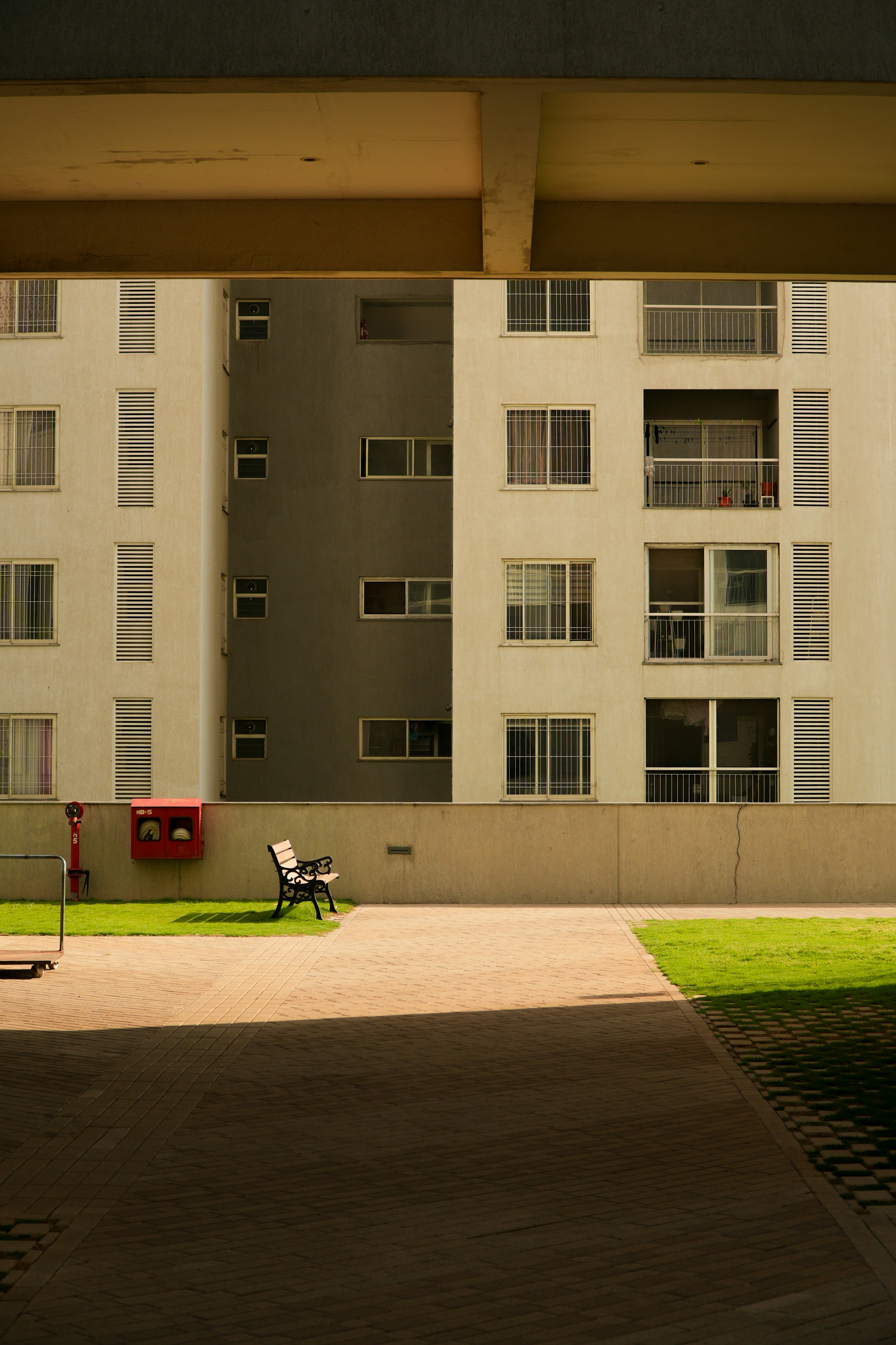 Urban Serenity: A Quiet Retreat Amidst Concrete
