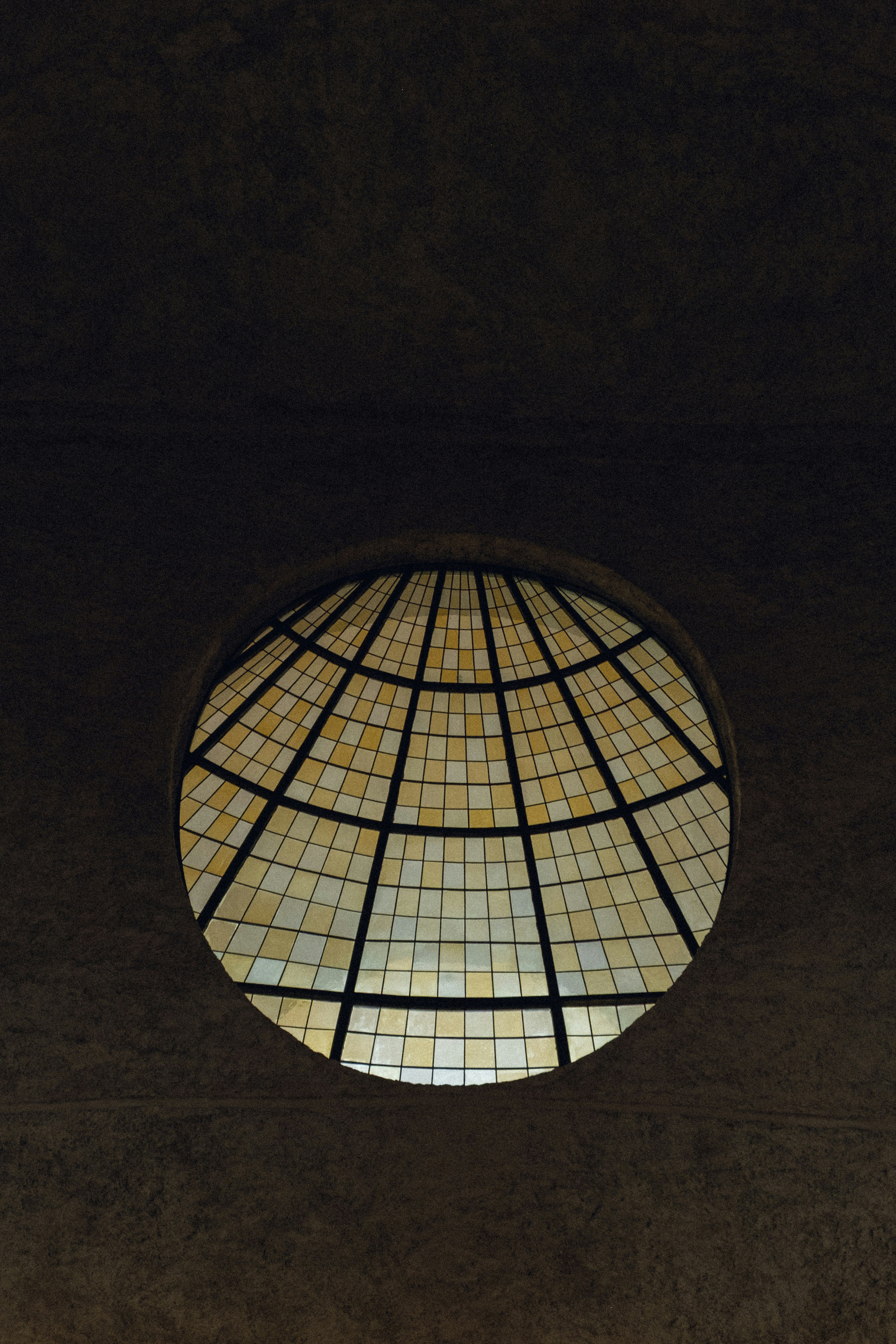 Amber Grid Through a Circular Vault