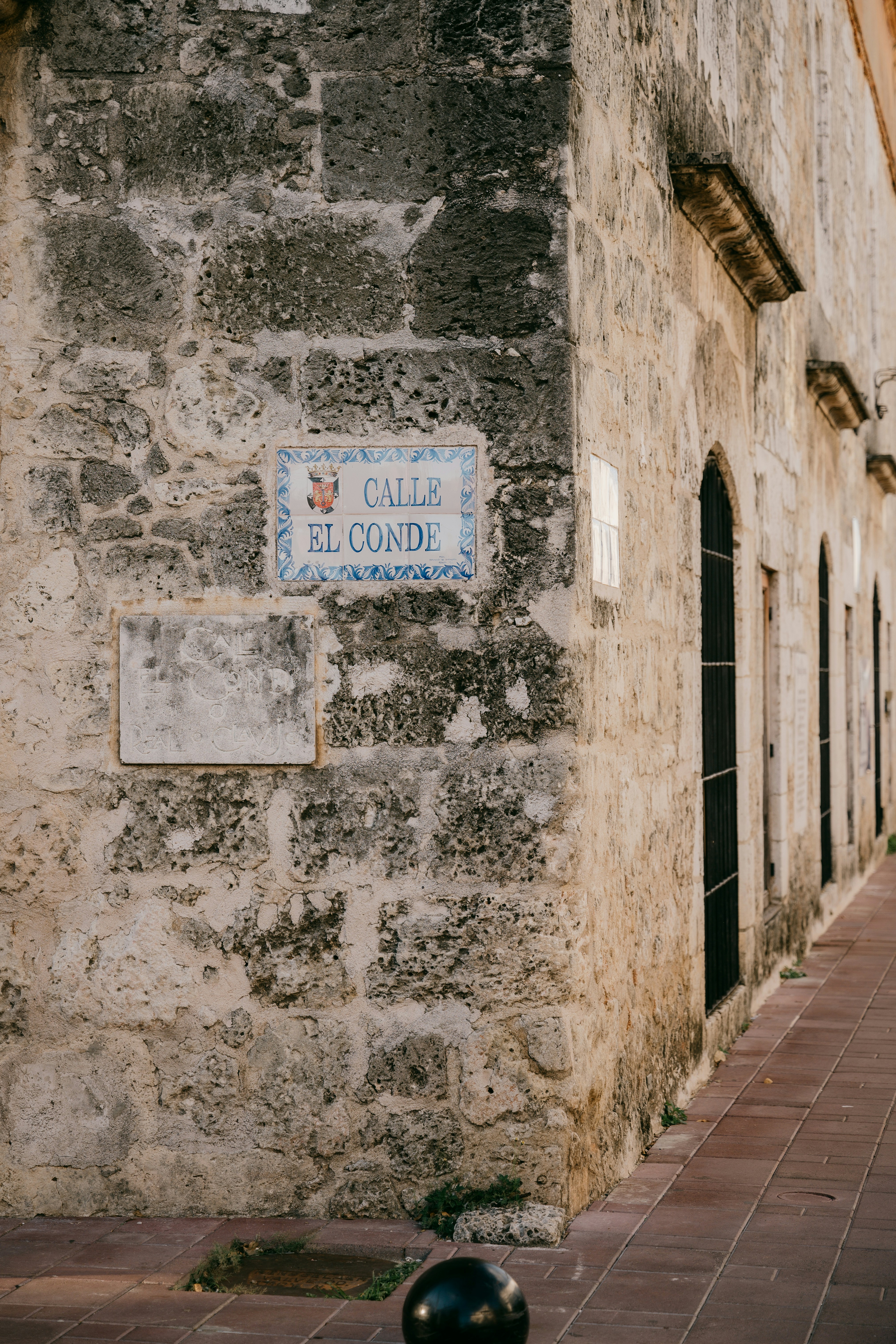 Echoes of History on Calle El Conde