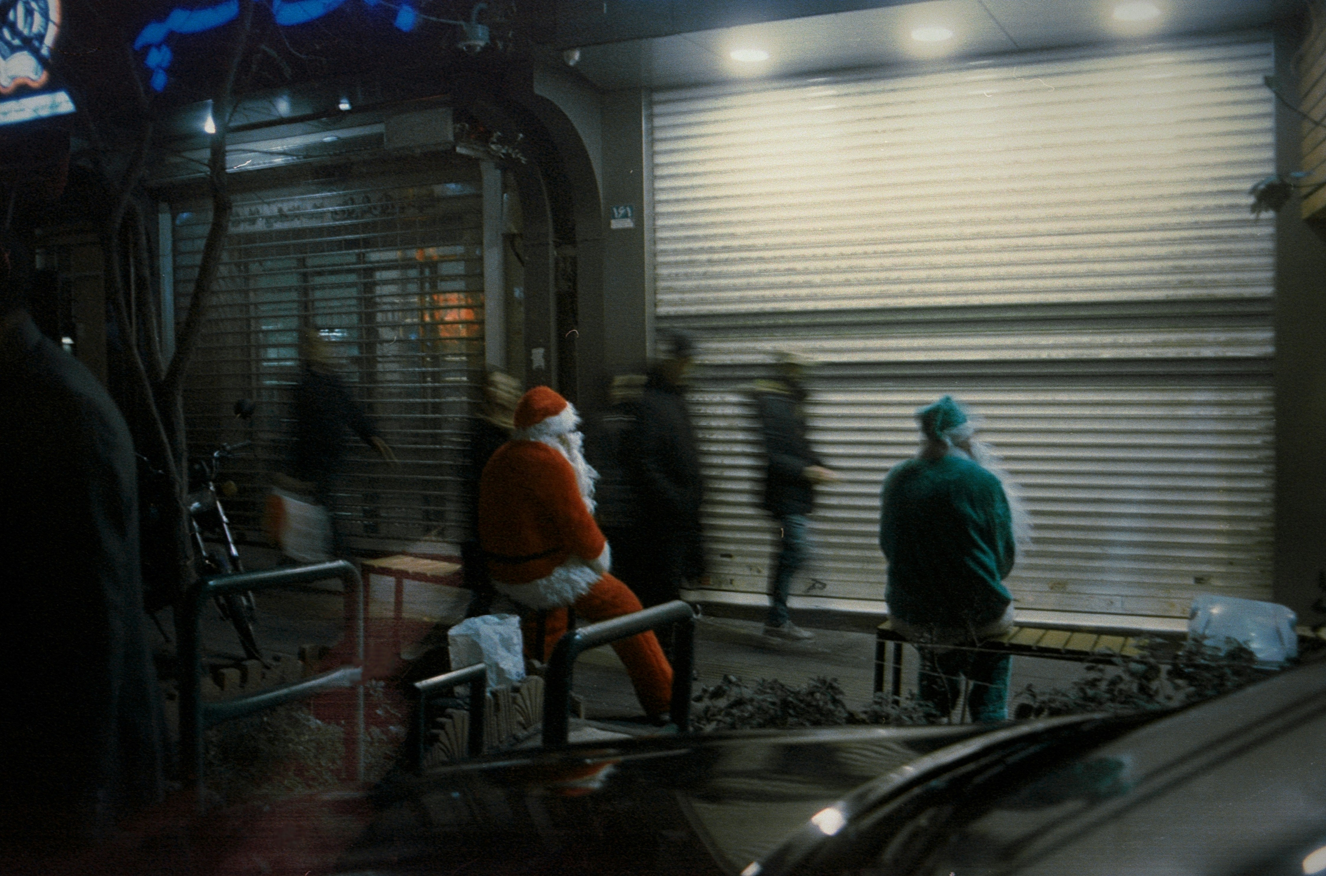 A Solitary Christmas Encounter in the City