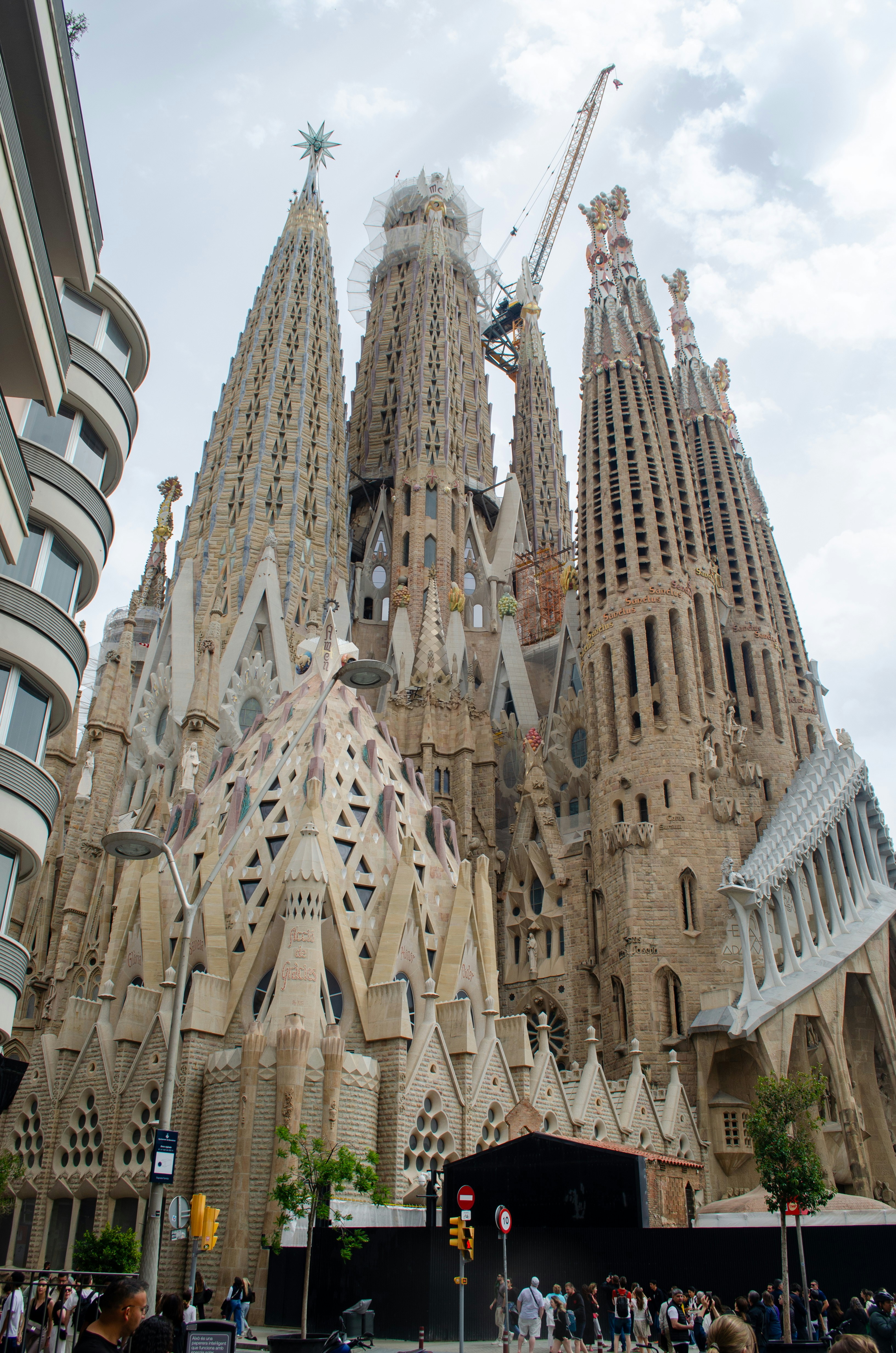 Sagrada-inspired Choir: The Sinuous Facades Reaching Skyward