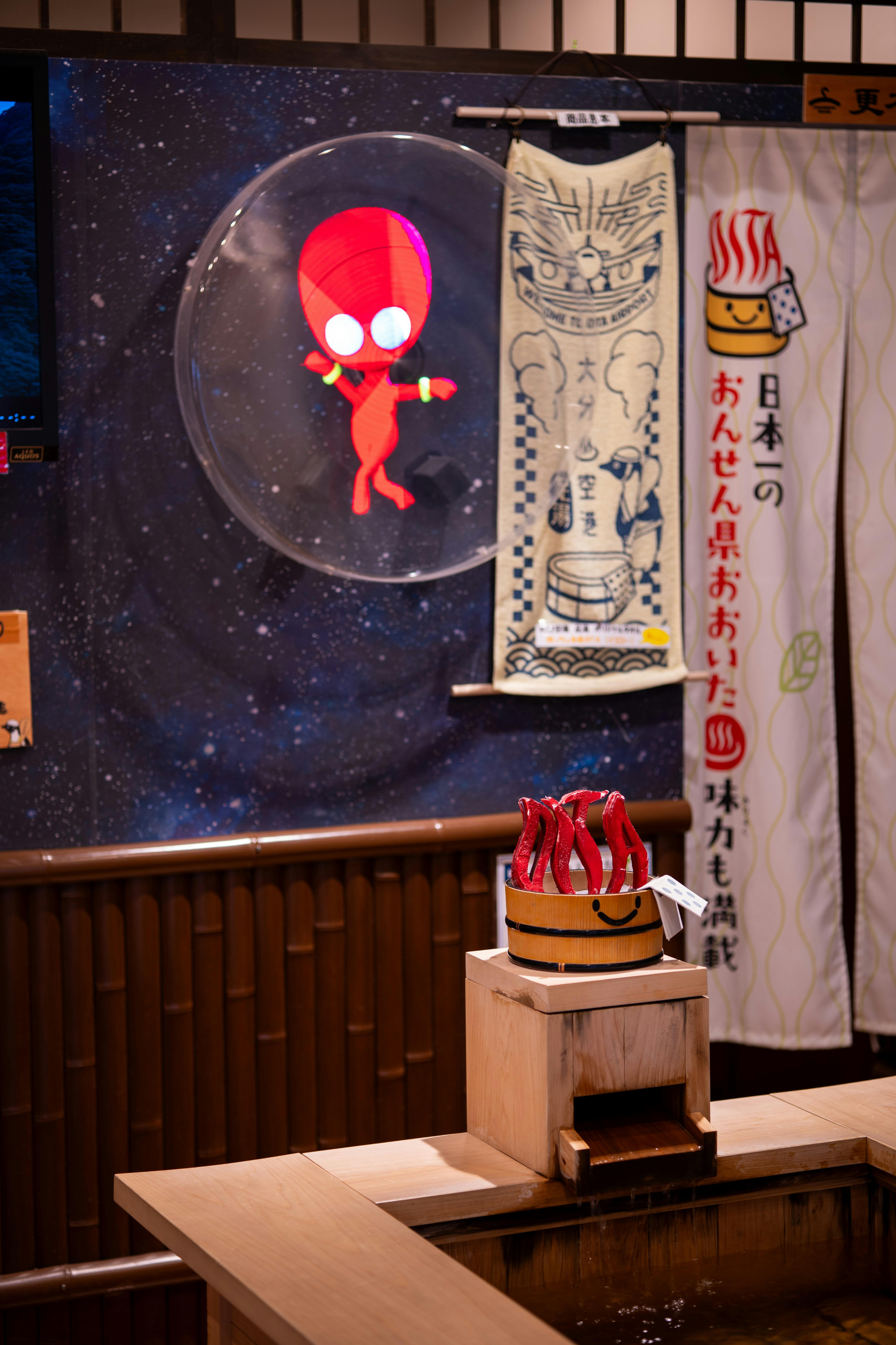 A japanese onsen has a quirky, red alien display. photo – Free Image on Unsplash