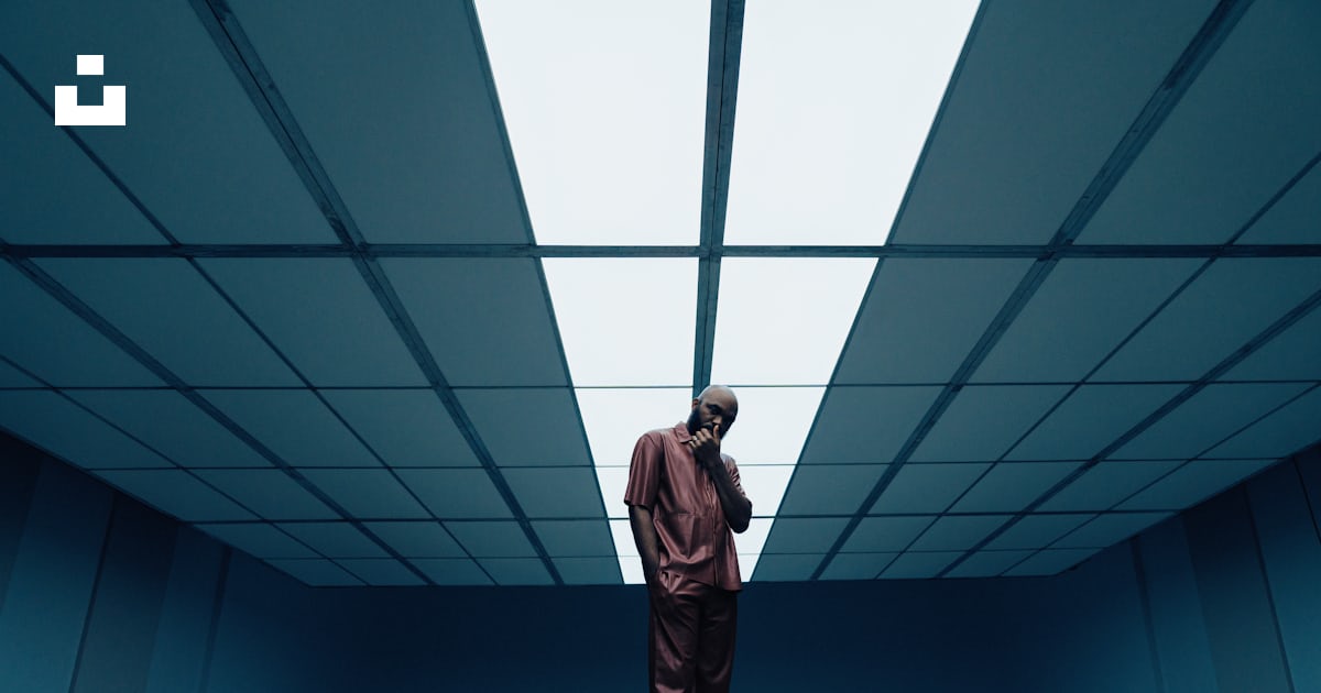 한 사람이 무균의 상자 같은 방에 초연하게 서 있습니다 사진 Unsplash의 무료 추상적인 이미지