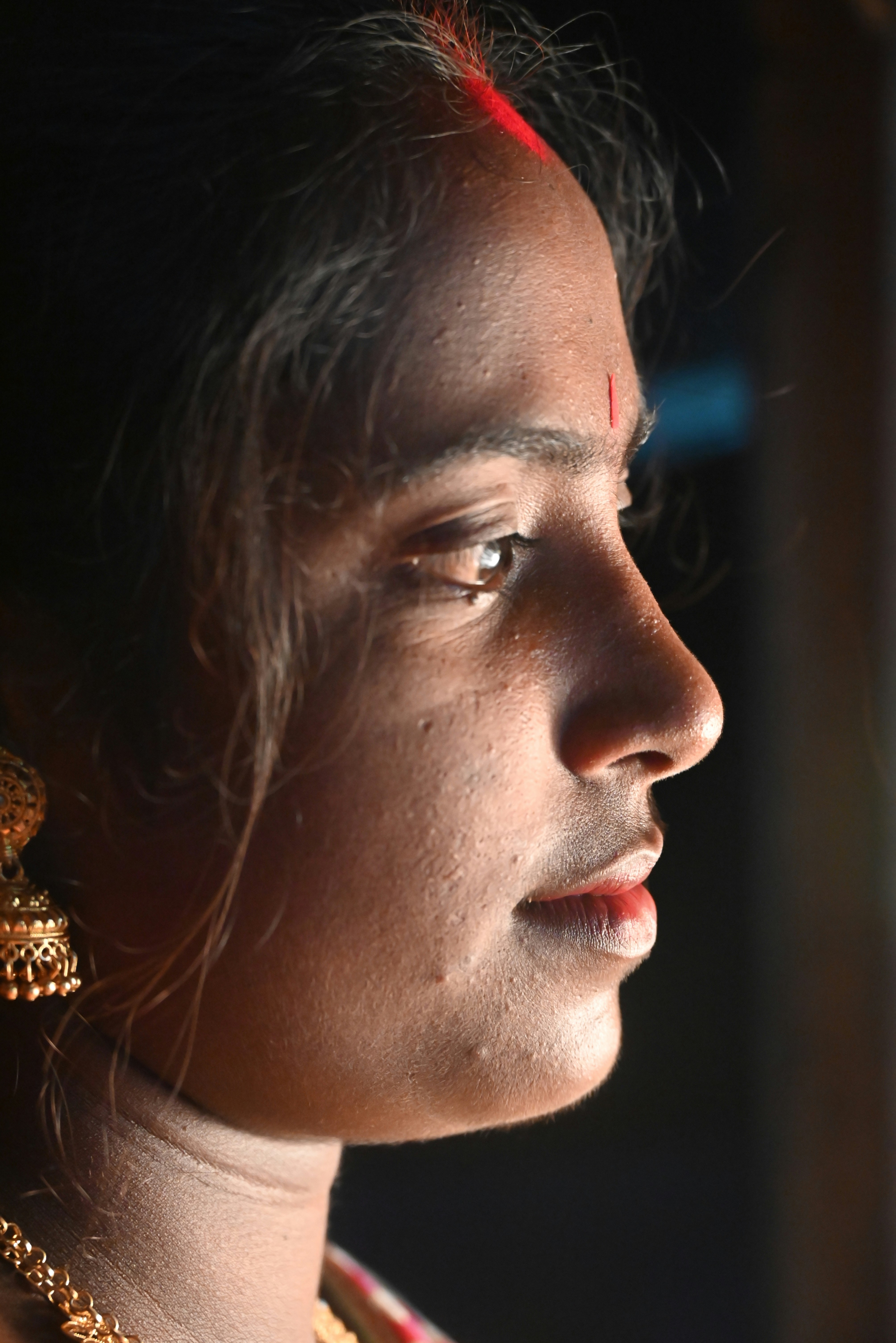 A woman is seen in a side profile. photo – Free Image on Unsplash