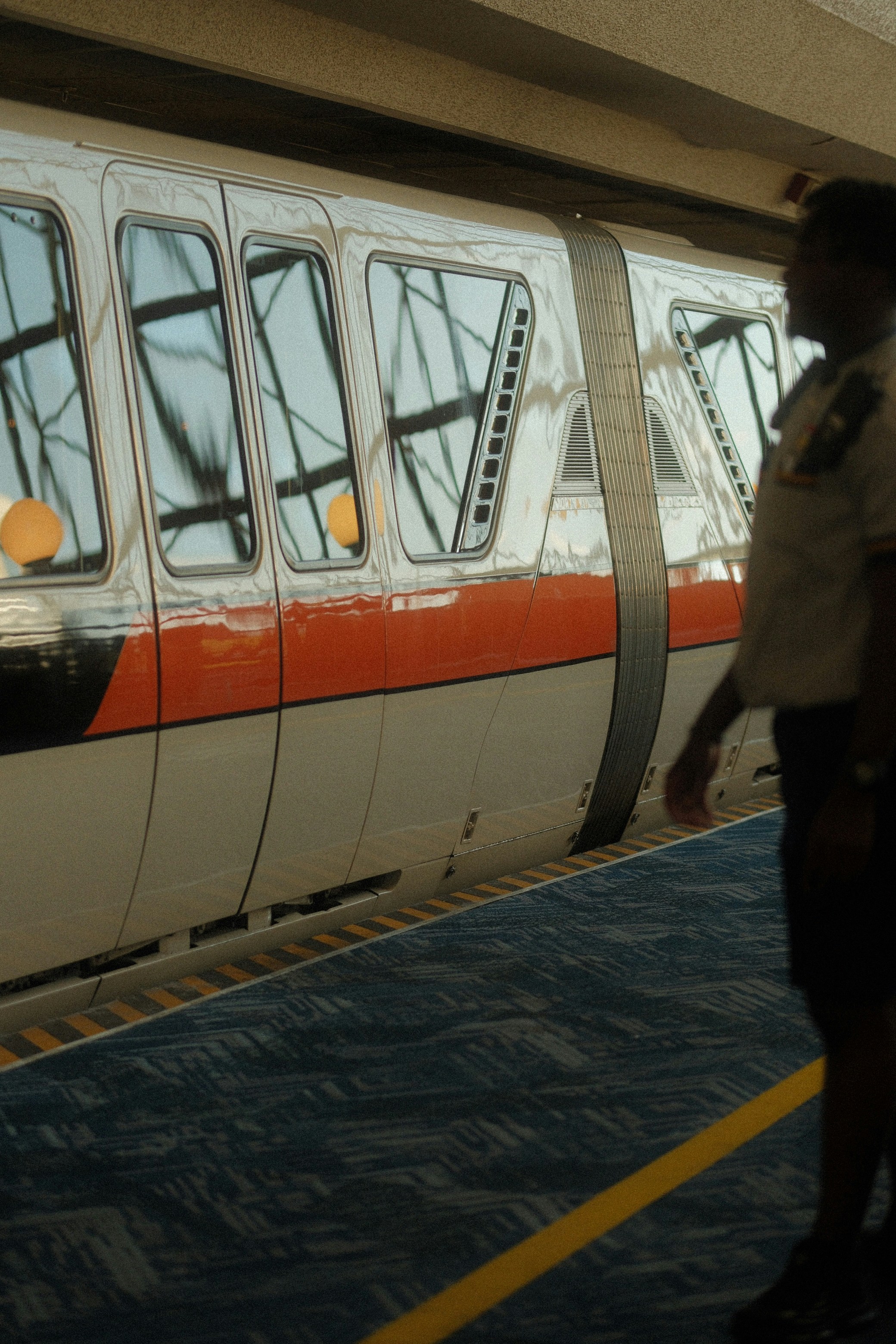 A monorail train at a station. photo – Free Wallpaper Image on Unsplash