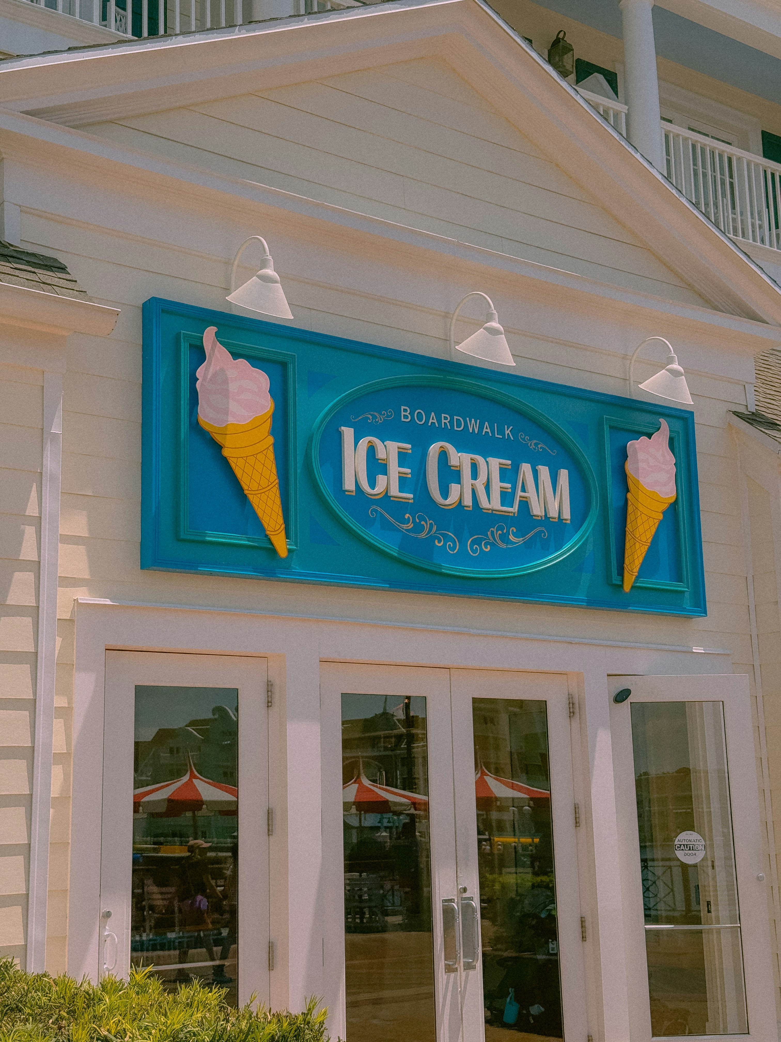 Letrero de helados en el paseo marítimo sobre una entrada. foto ...