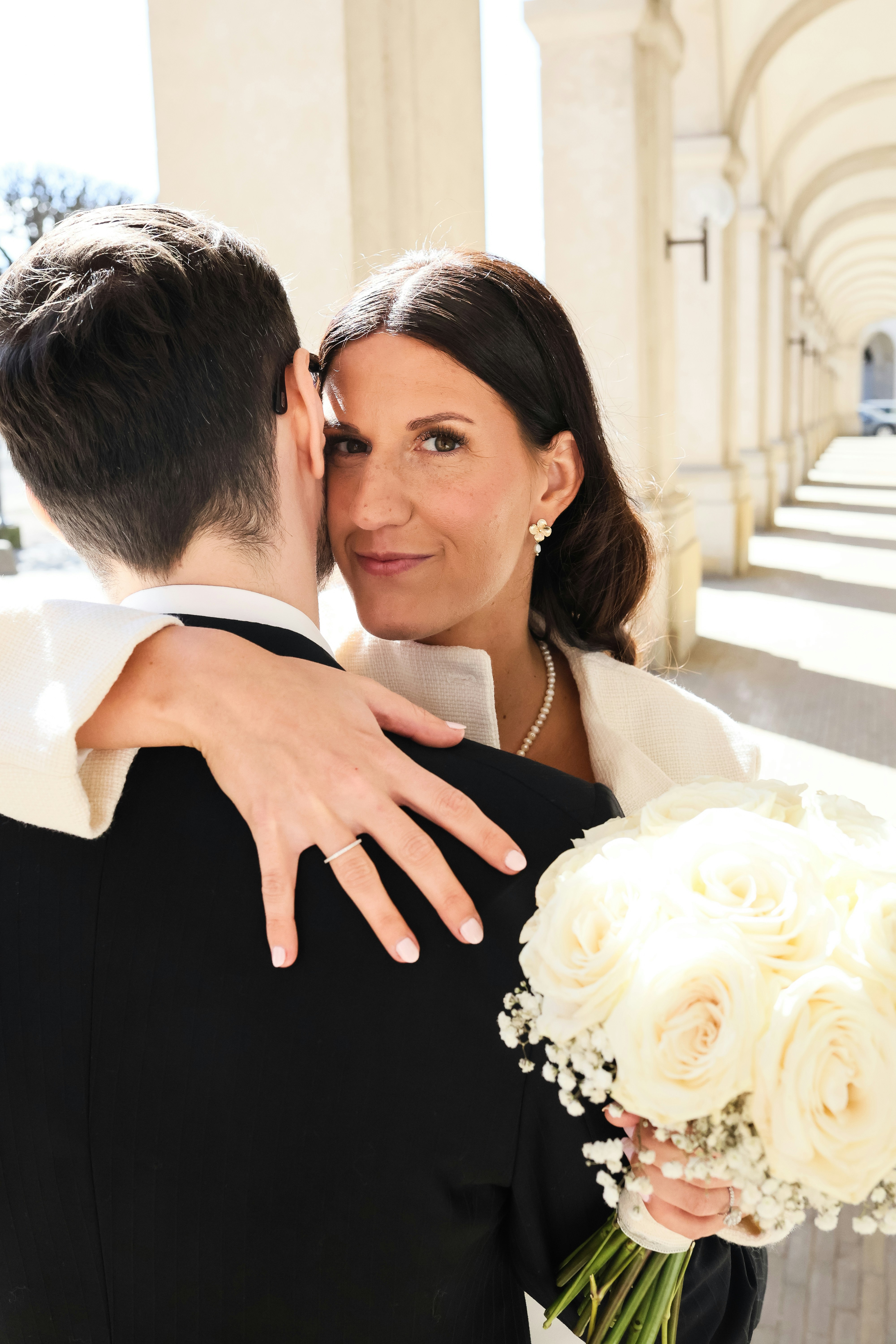 La mariée embrasse son marié le jour de leur mariage. photo – Image ...