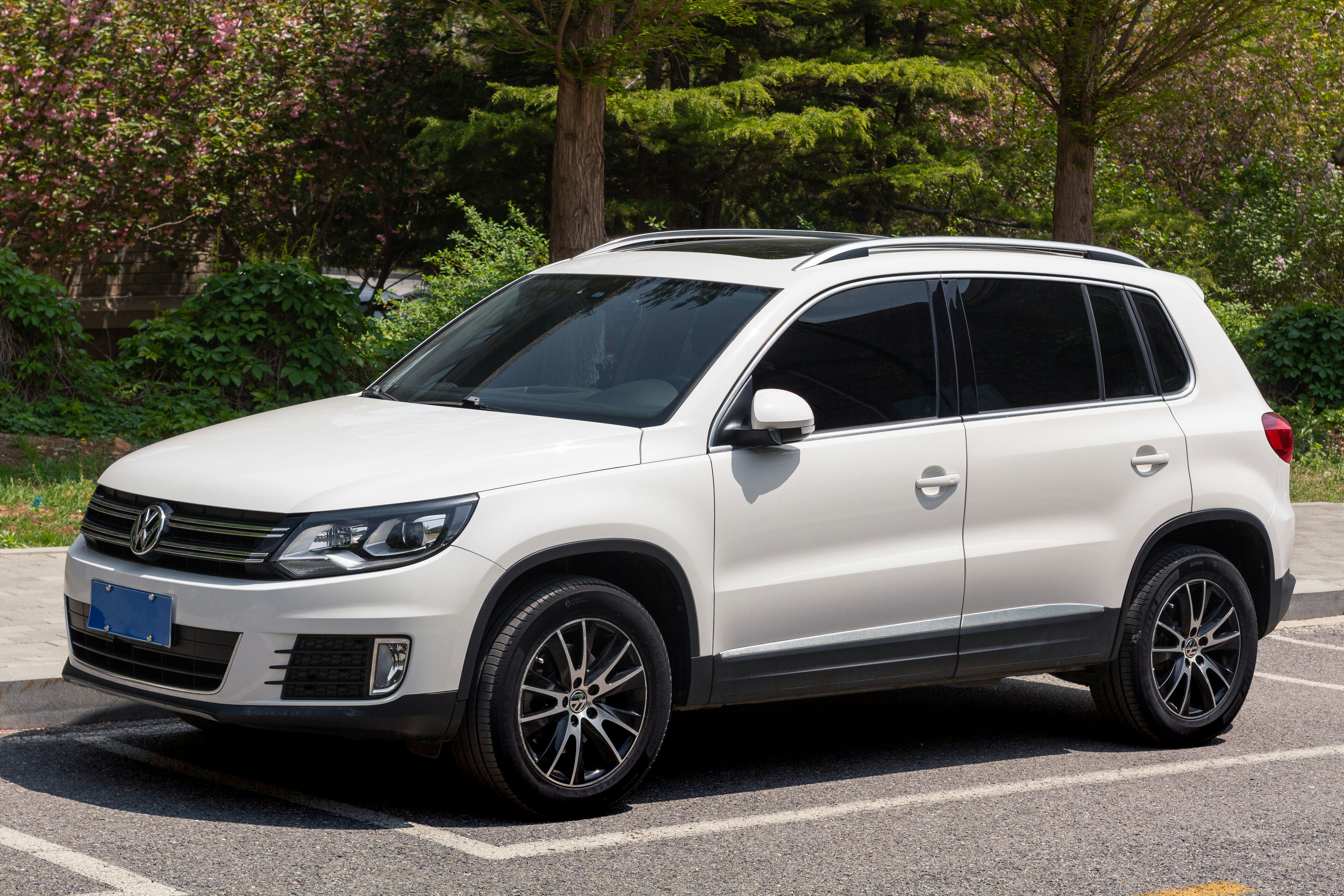 A white volkswagen suv is parked outside. photo – Free Suv Image on ...
