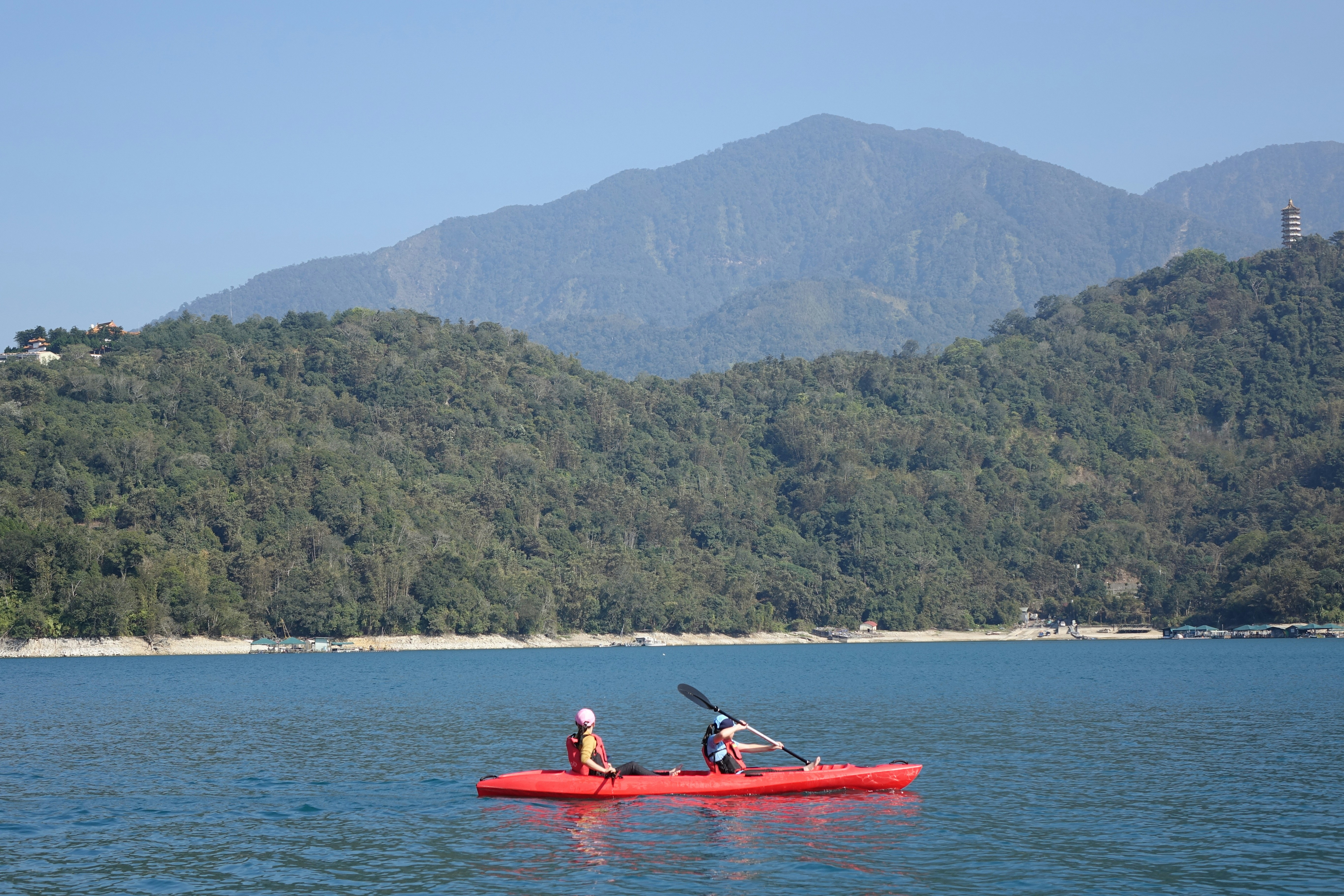 People kayak on a lake surrounded by mountains. photo – Free Taiwan ...