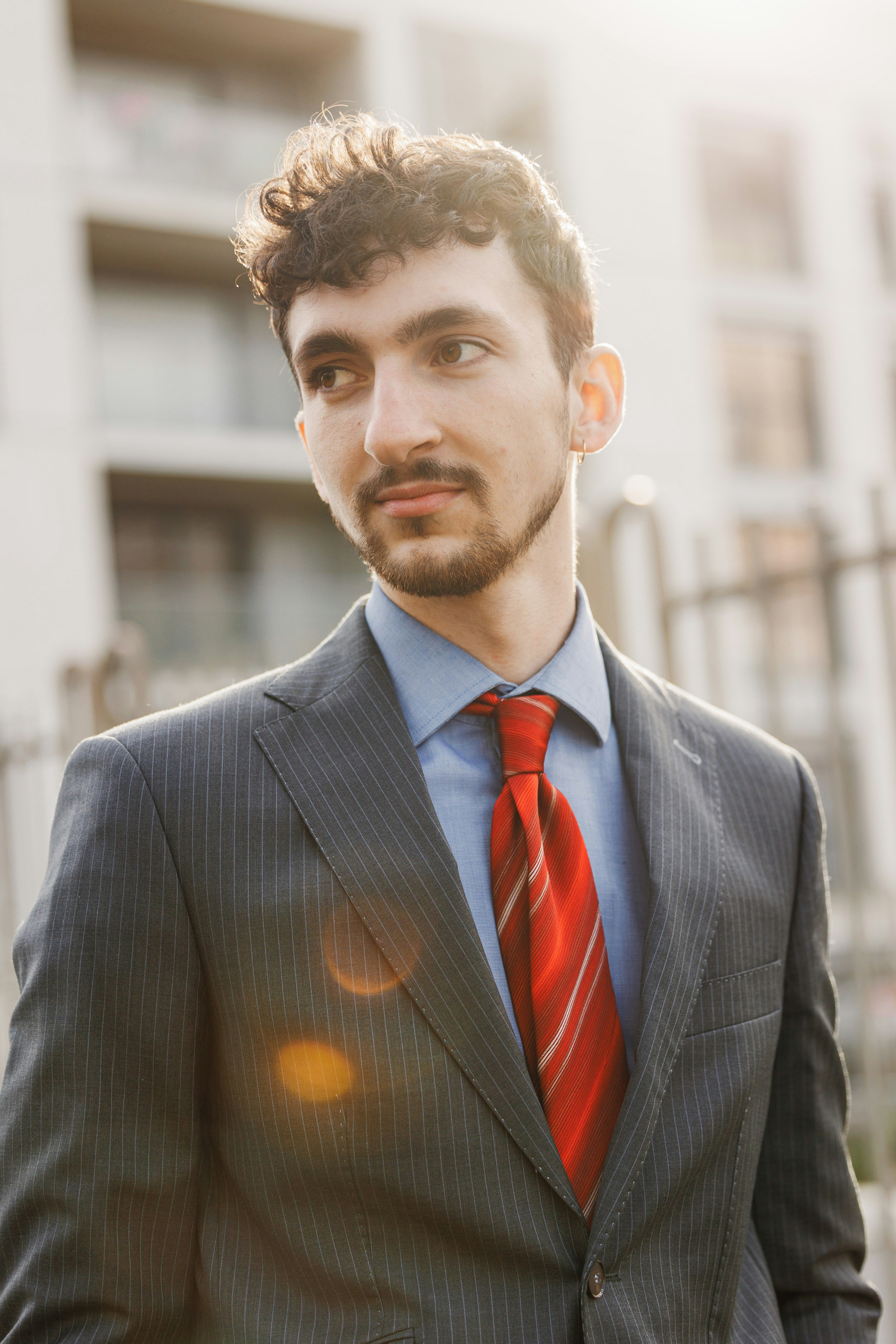 A well-dressed man looks away from the camera. photo – Free Man Image ...