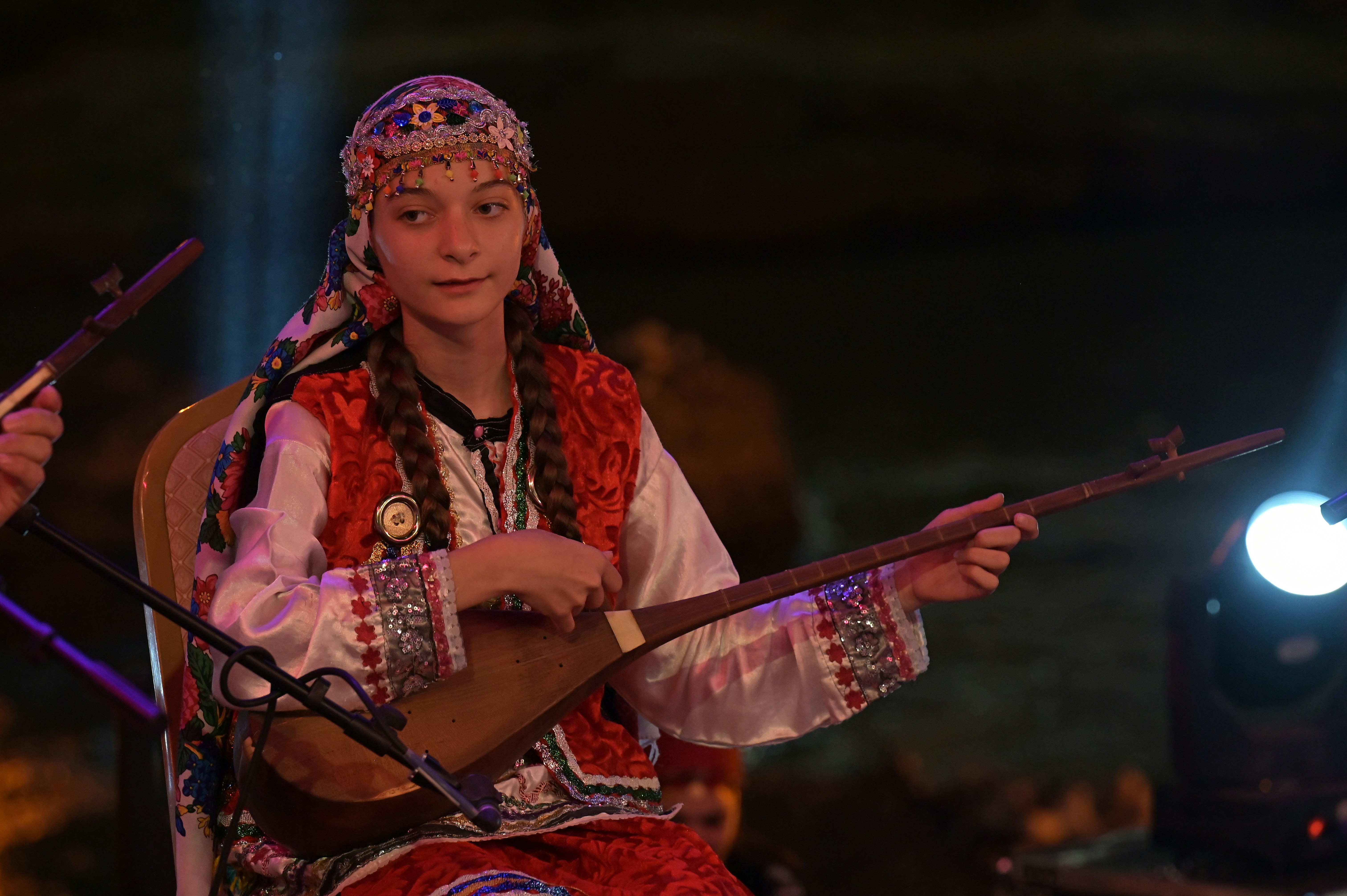“The Homeland is the Mother, and Culture is Our Identity.” The organizing committee of the Traditional Kurdish Dress and Culture Festival announces the holding of the festival’s third edition, scheduled for April 29–30, 2025, in the city of Zakho, with the support of Pra Dalal and Kalha Zakho centers. The festival aims to highlight the importance of preserving Kurdish cultural heritage as an essential part of national identity, through exhibitions of traditional dress, theatrical performances, musical shows, and a variety of cultural activities. The festival administration invites all those i