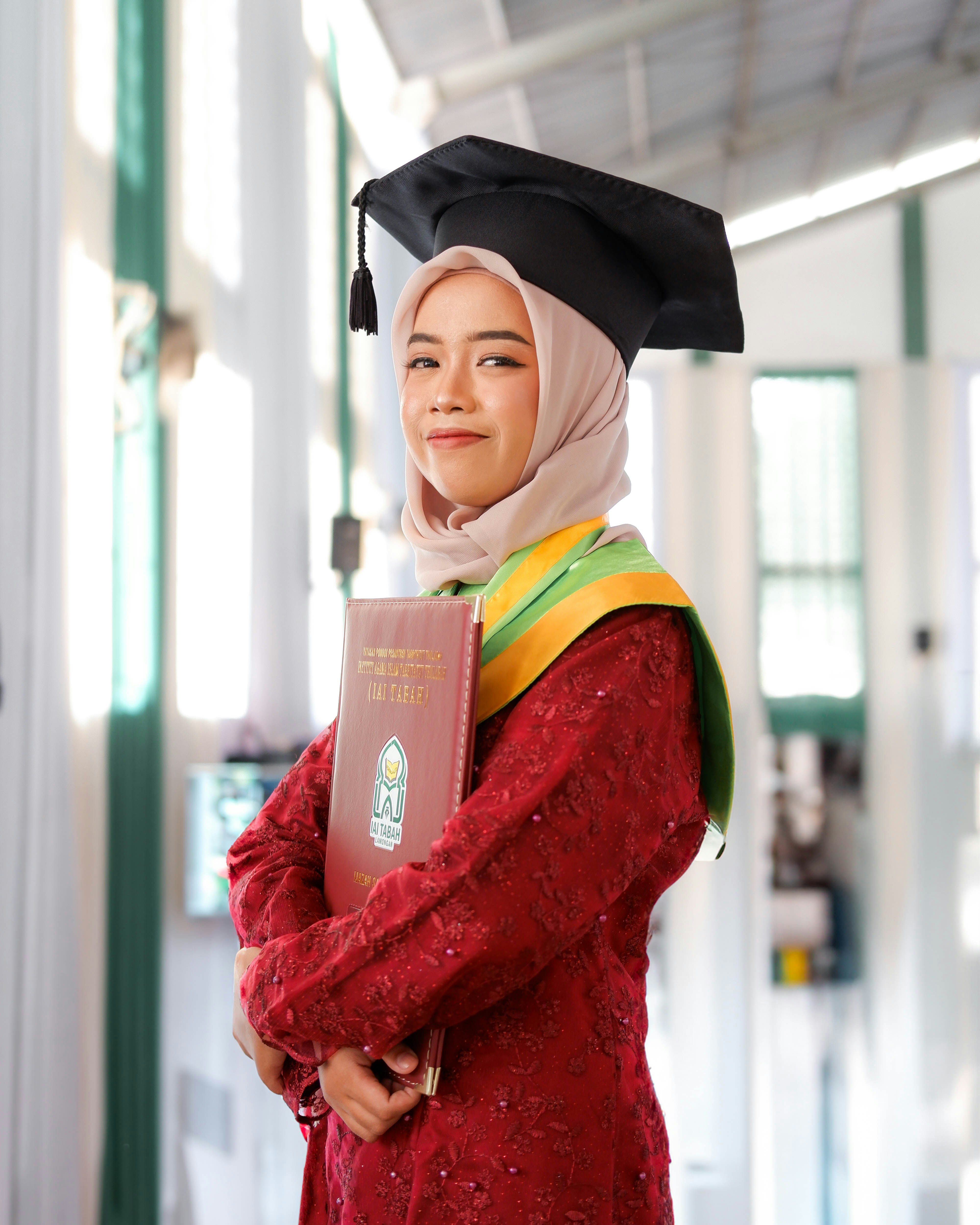 Graduated woman proudly holding a diploma. photo – Free Wisuda Image on Unsplash