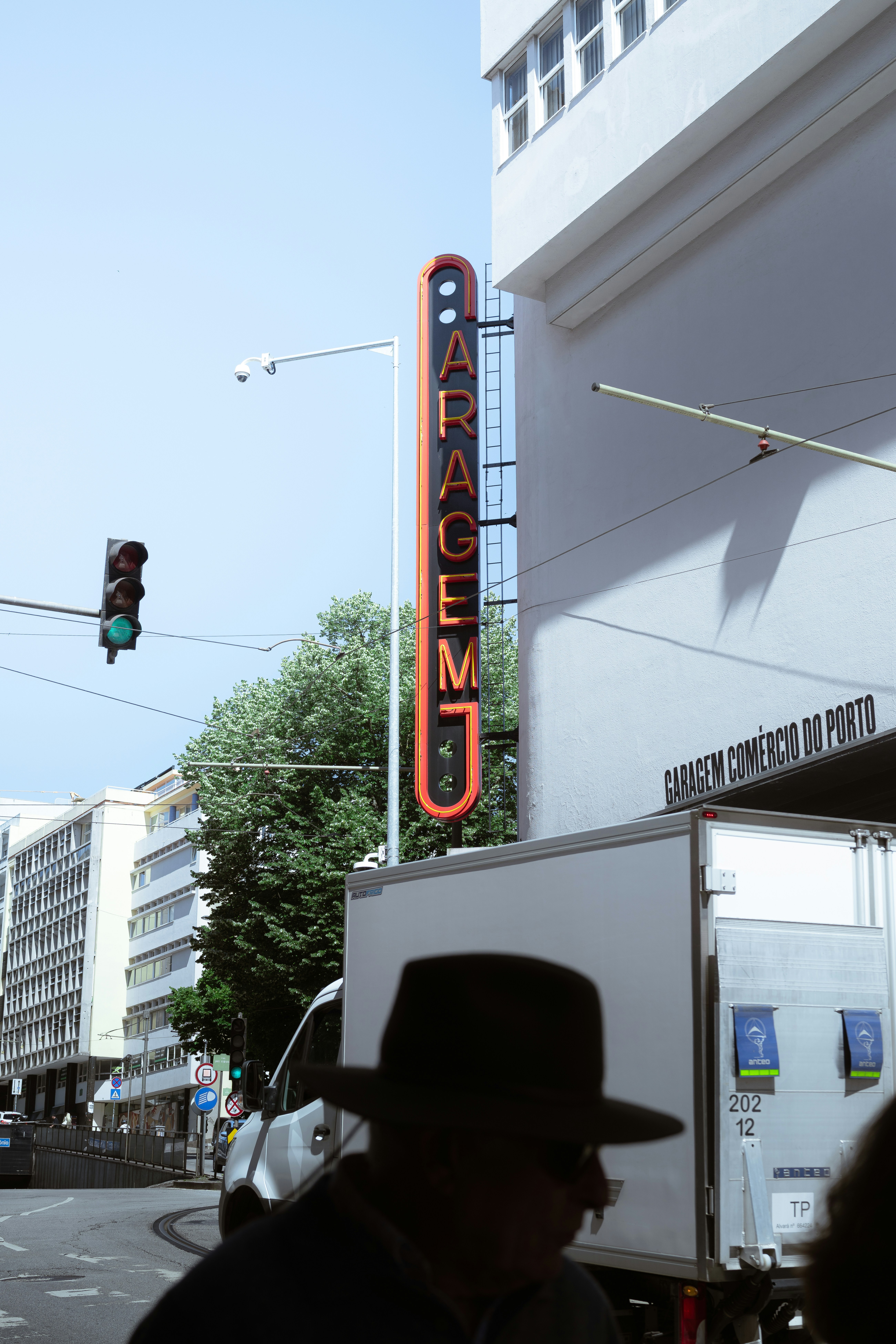 A tall sign advertises "garagem m." photo – Free Street photography ...
