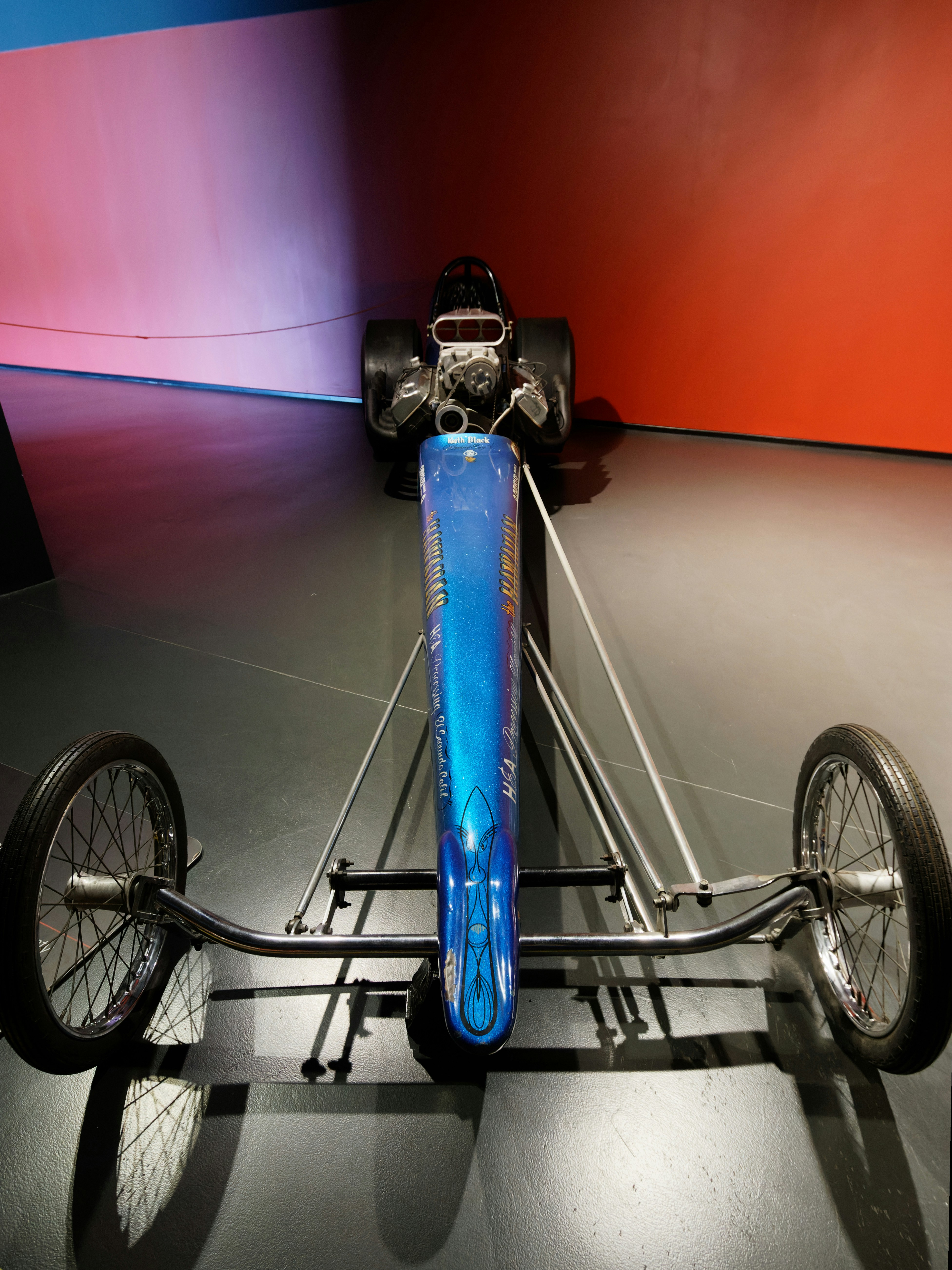 A blue dragster is displayed on a stage. photo – Free Car Image on Unsplash