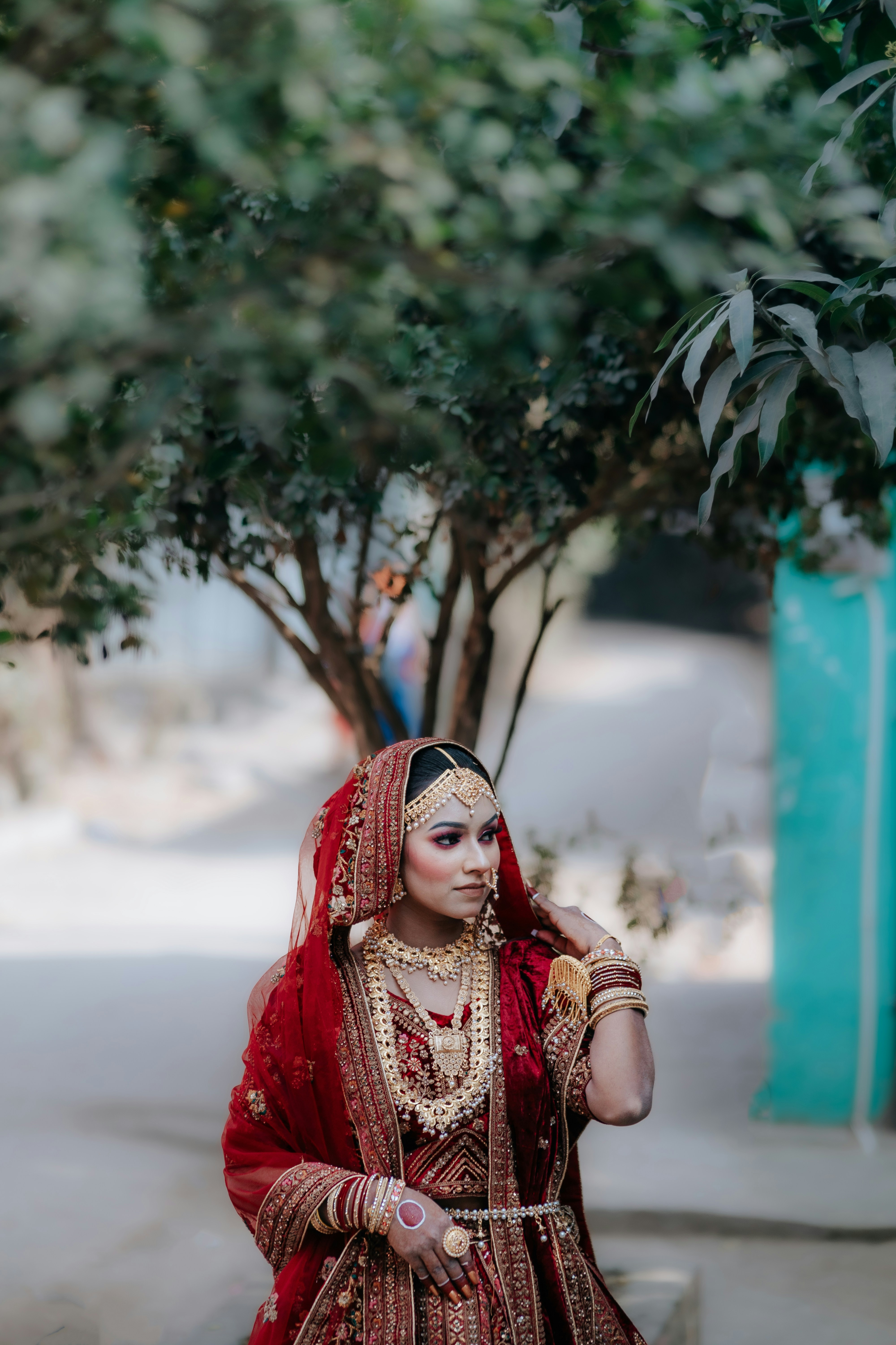 A beautifully dressed bride poses outdoors. photo – Free Image on Unsplash