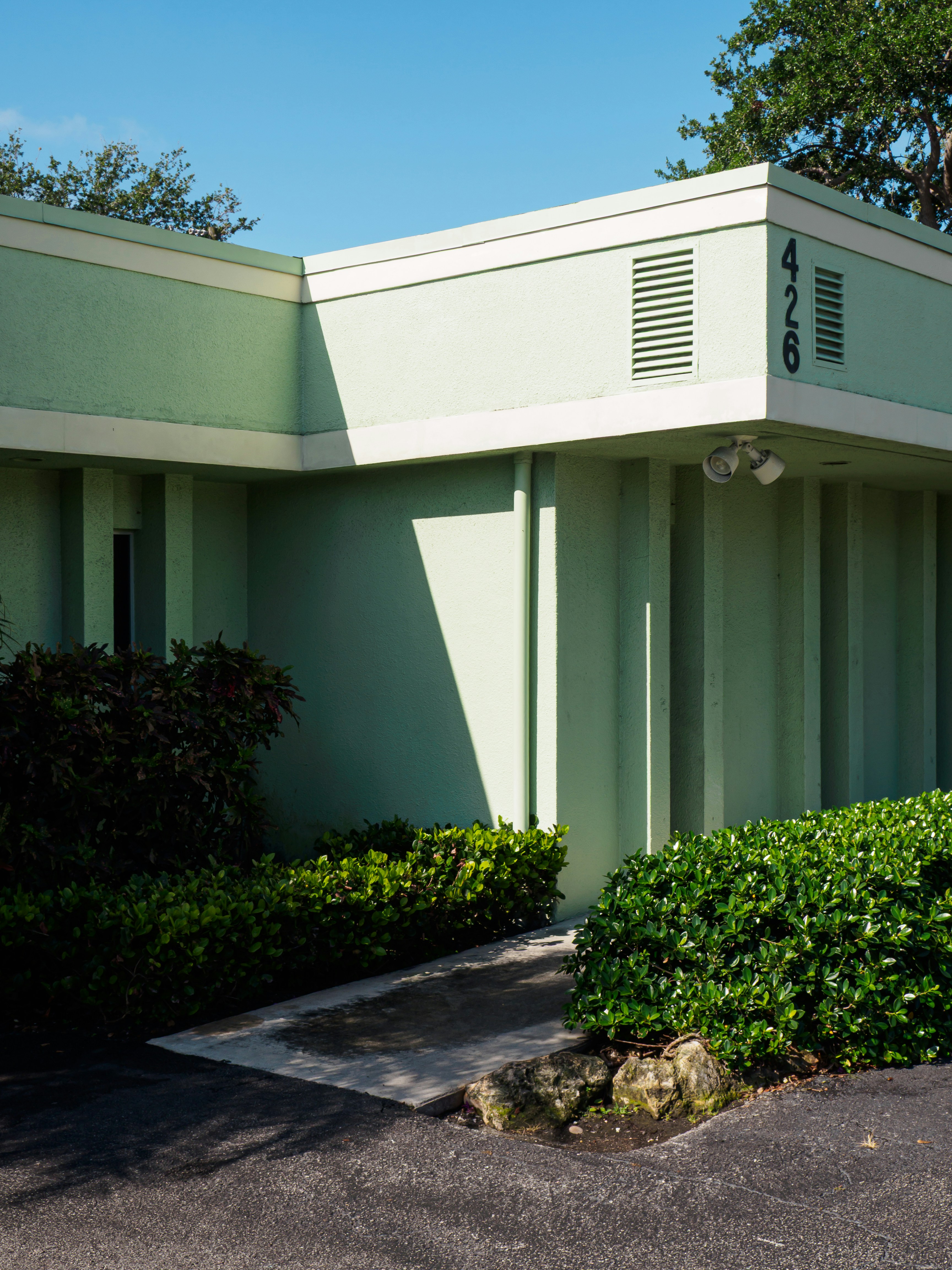 A green building with the number 426. photo – Free Usa Image on Unsplash