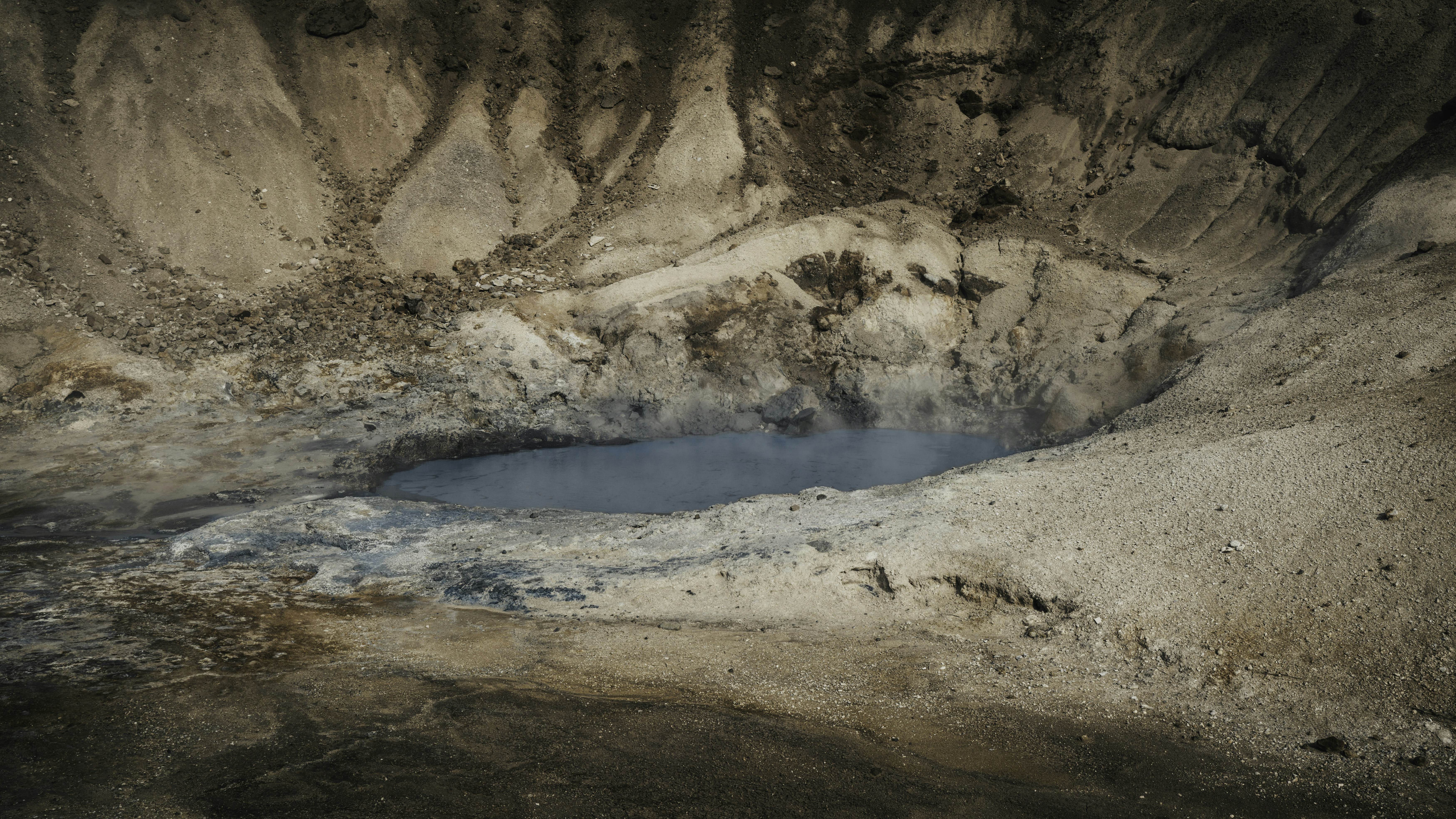 A geothermal pool sits in a crater. photo – Free Iceland Image on Unsplash
