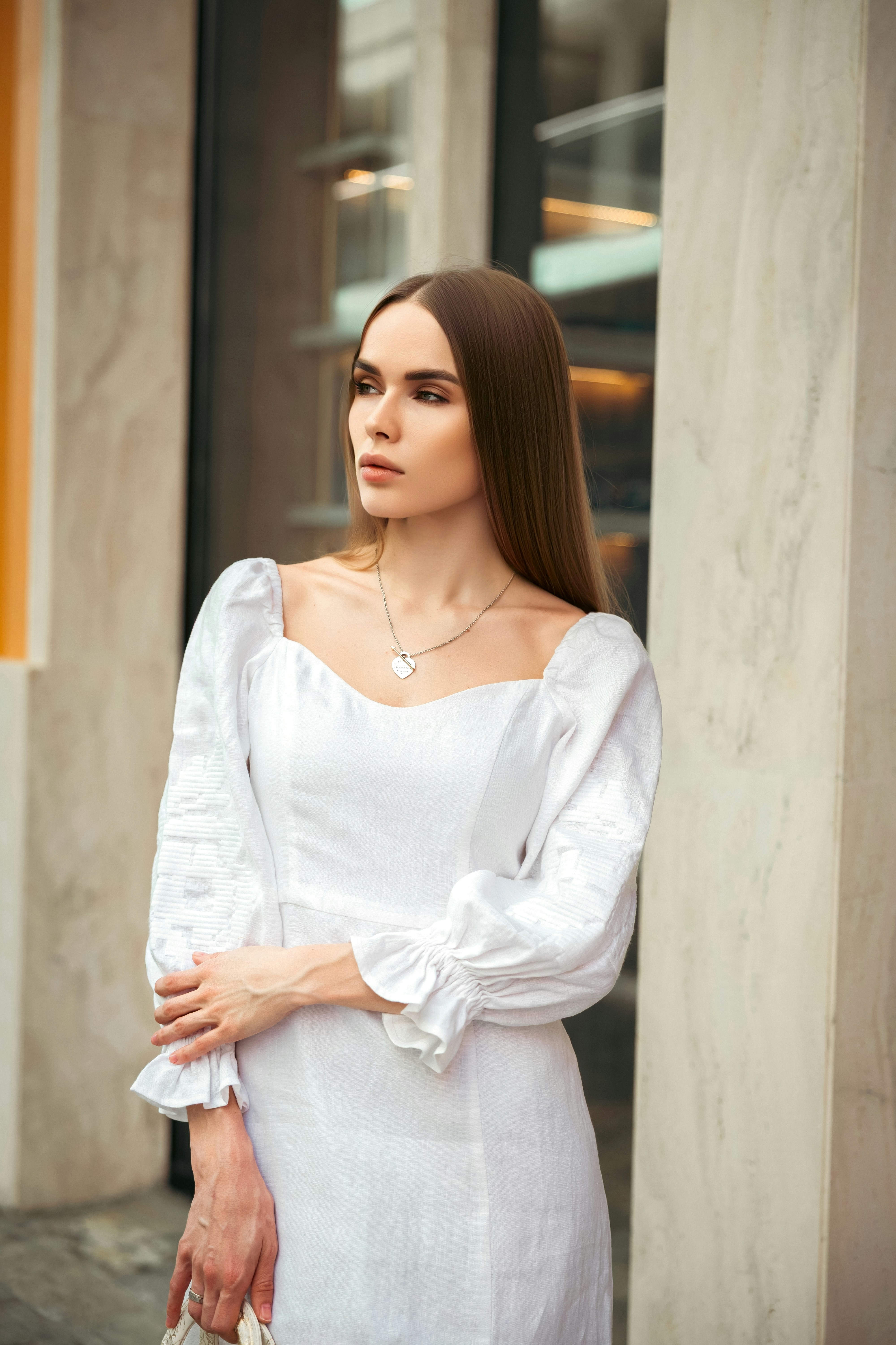 A woman poses in a white dress. photo – Free Woman Image on Unsplash