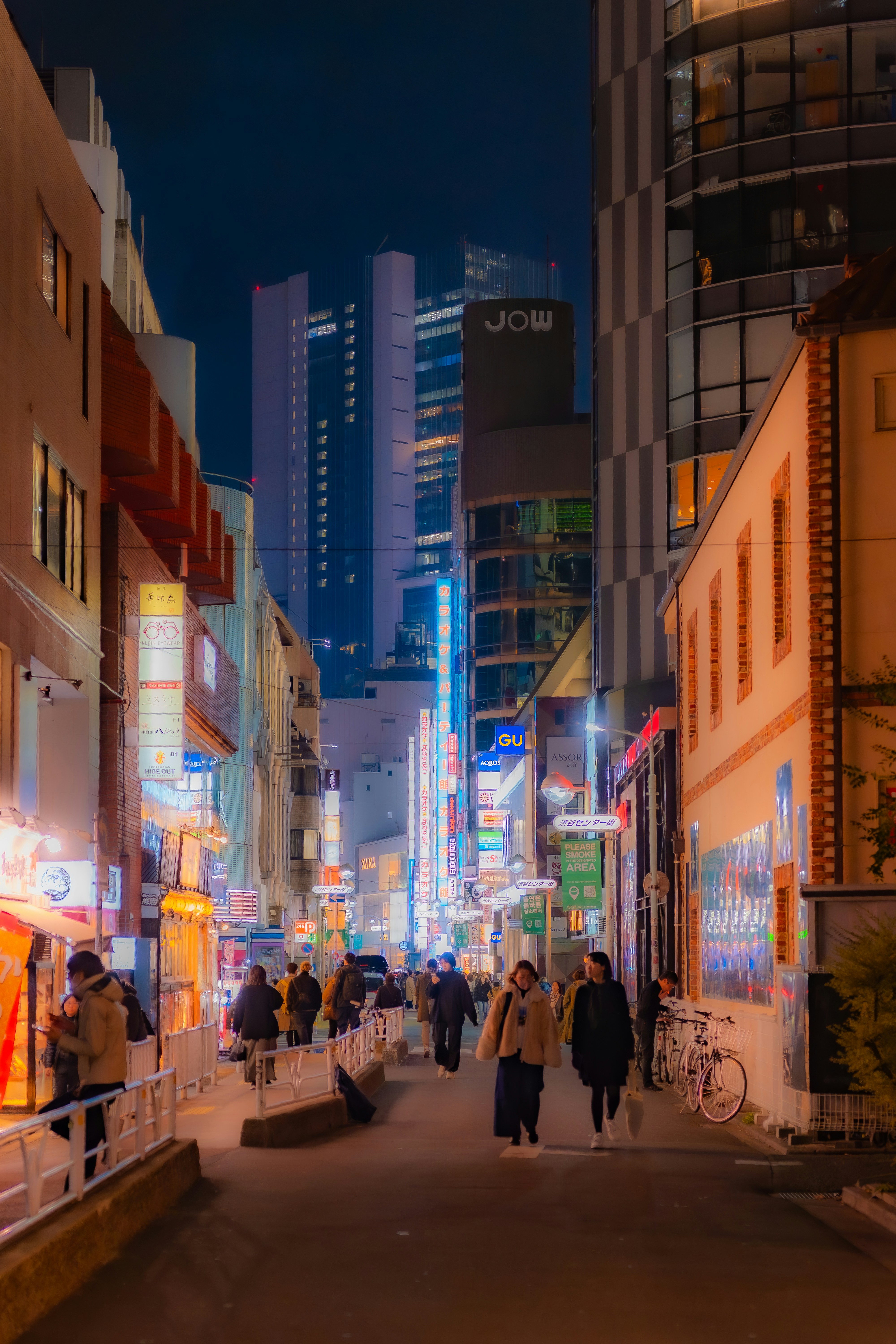 A busy night street in a city. photo – Free Tokyo Image on Unsplash